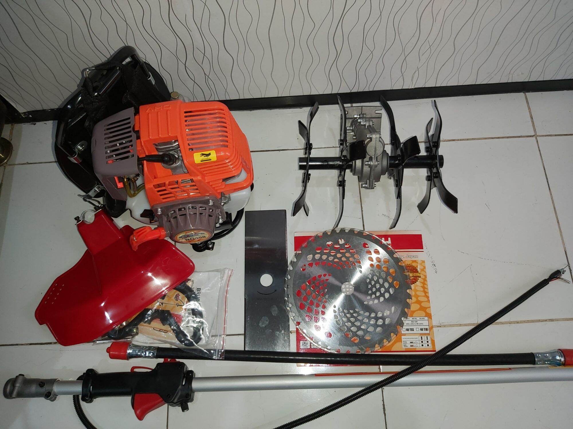 MESIN RUMPUT 2FUNGSI 4TAK FUNGSI PENGEMBUR DAN POT RUMPUT MERK ROBOTECH ...