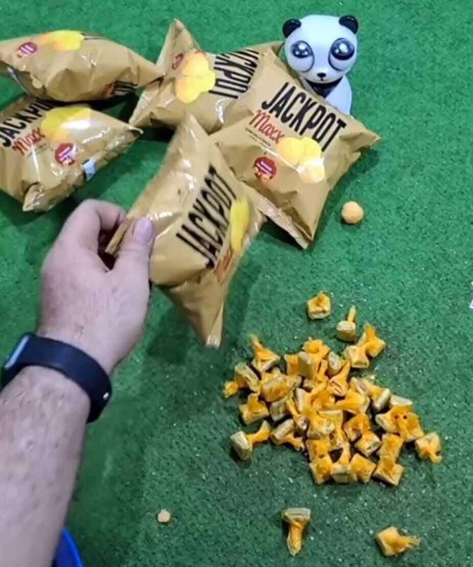 1 pak isi 10 bungkus Chiki jackpot max jumbo besar macam macam ciki ...