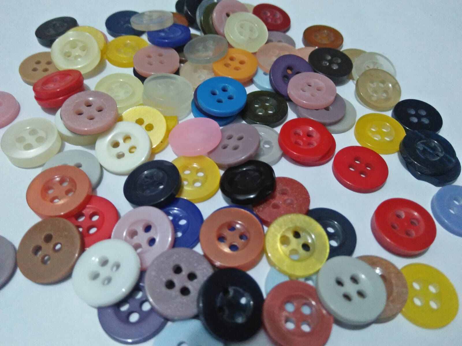 kancing baju gepeng 11mili campur warna 4lubang isi 100pcs | Lazada ...