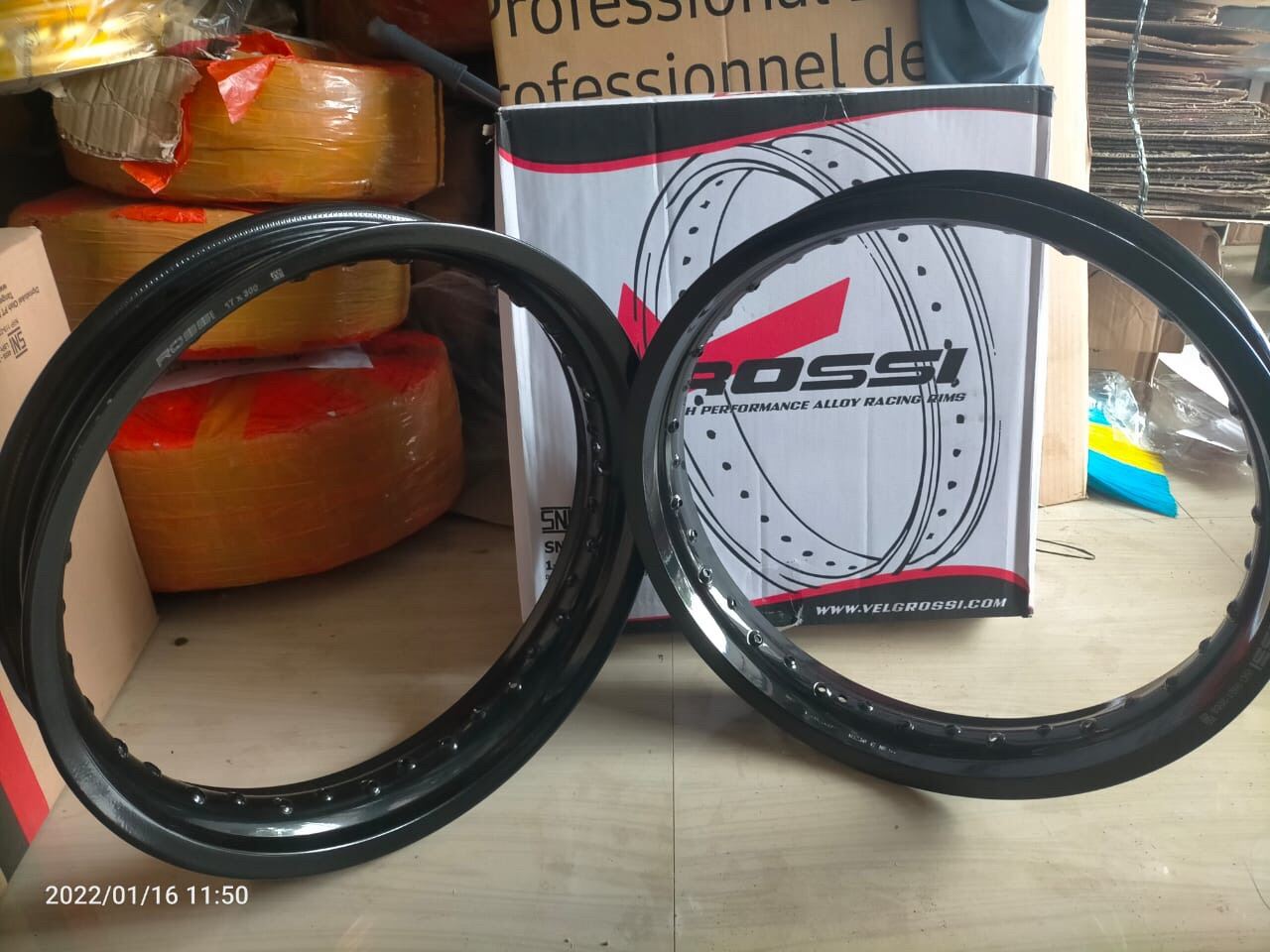 Velg Rossi ring 17 tapak lebar uk 250/300 atau uk 300/350 hitam glossy ...