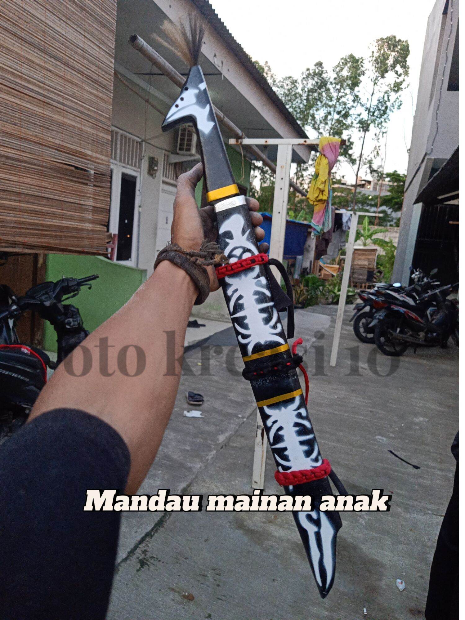 Mandau mainan anak dari kayu dan sarung/Mandau khas Kalimantan Dayak ...