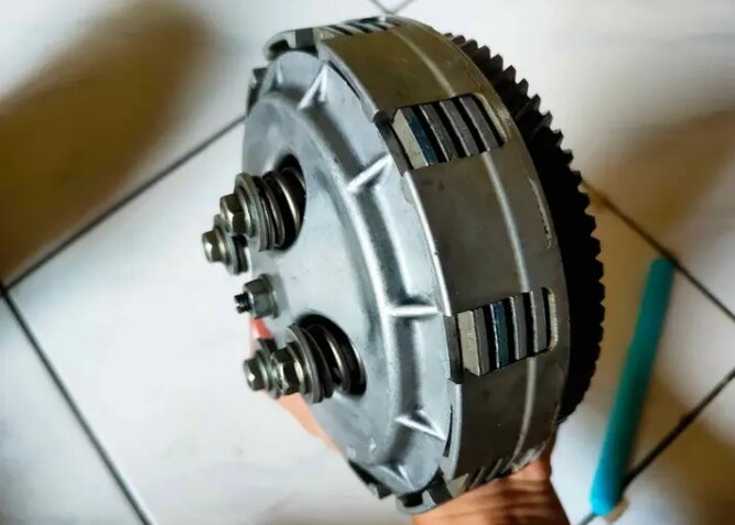 rumah lonceng kampas kopling Yamaha Vixion old atau Byson barang second ...