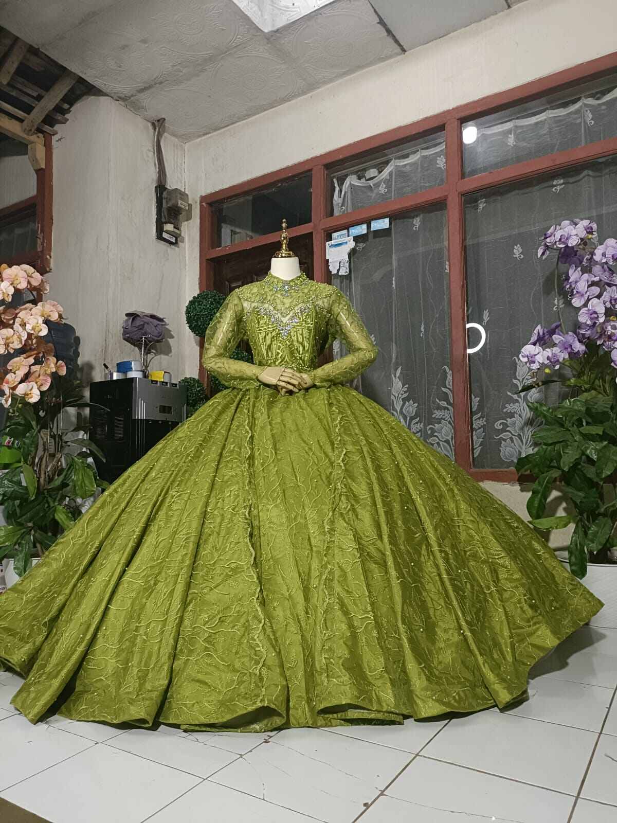 Gaun pengantin murah warna olive lengkap dengan slayer kerudung ...