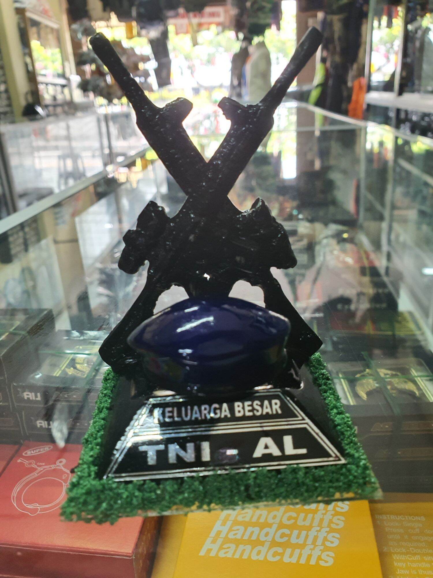 Miniatur Baret TNI AL Tembak | Patung miniatur mobil Army Senjata ...