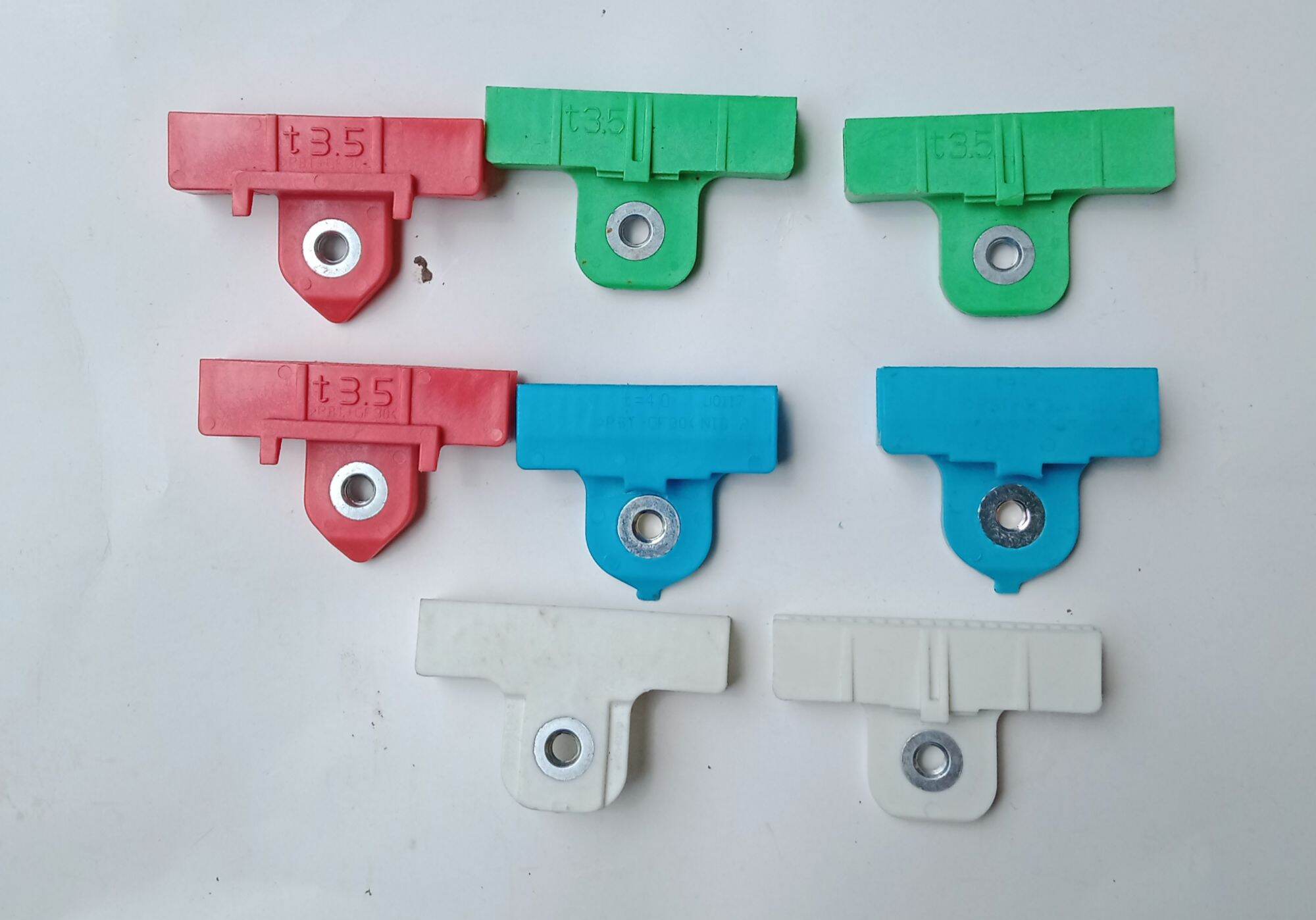 Glass Holder / Plastik Rel Kaca / Penjepit turun naik nya kaca Original ...