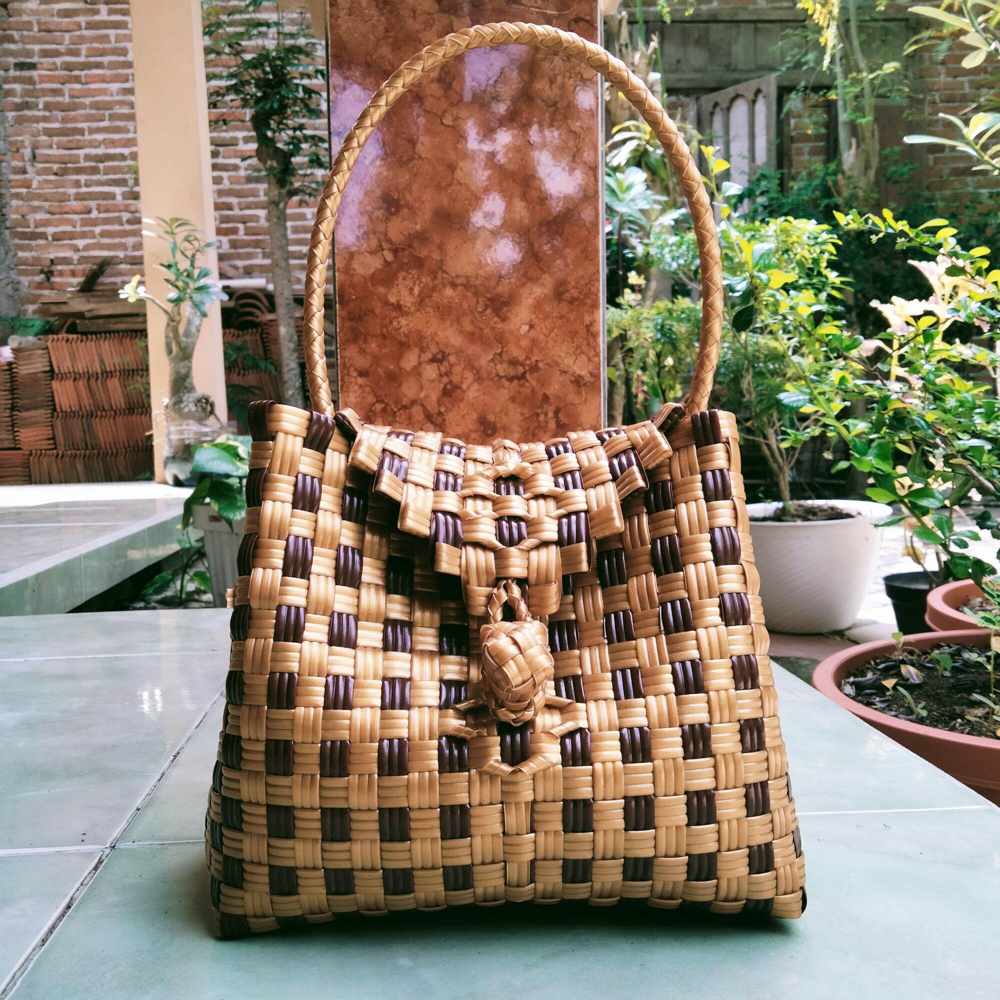 tas jali kekinian / tas best seller / Tas anyaman plastik jali / tas ...