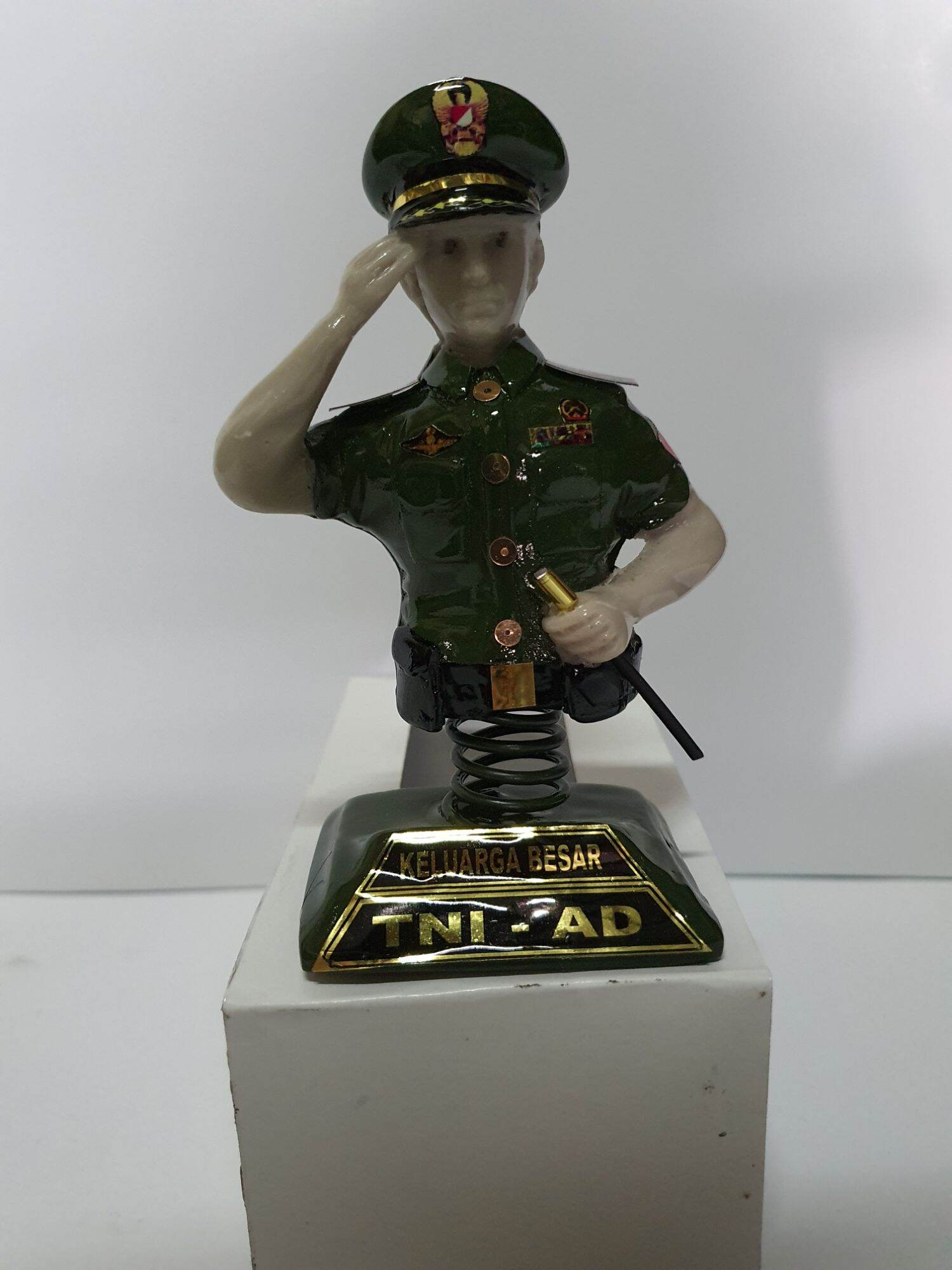 Miniatur patung TNI AD Hormat| Patung miniatur mobil TNI AD per ...