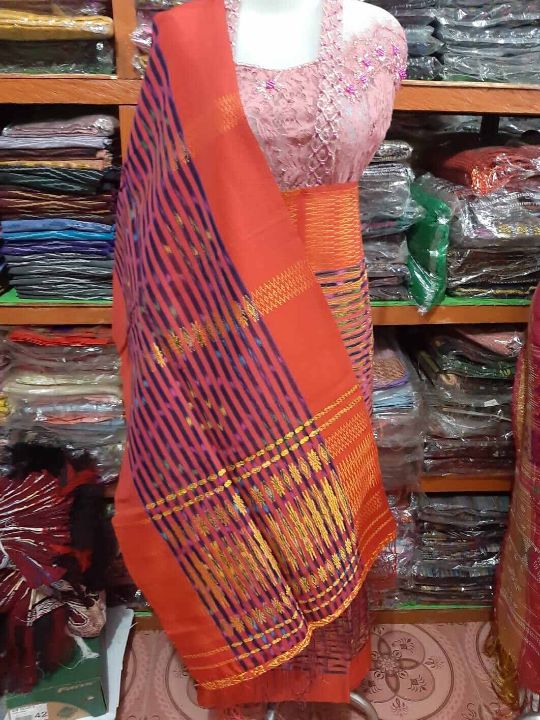 LANGKA DAN MEWAH - SONGKET BATAK MERAH TENUN TANGAN TARUTUNG BINTIK ...