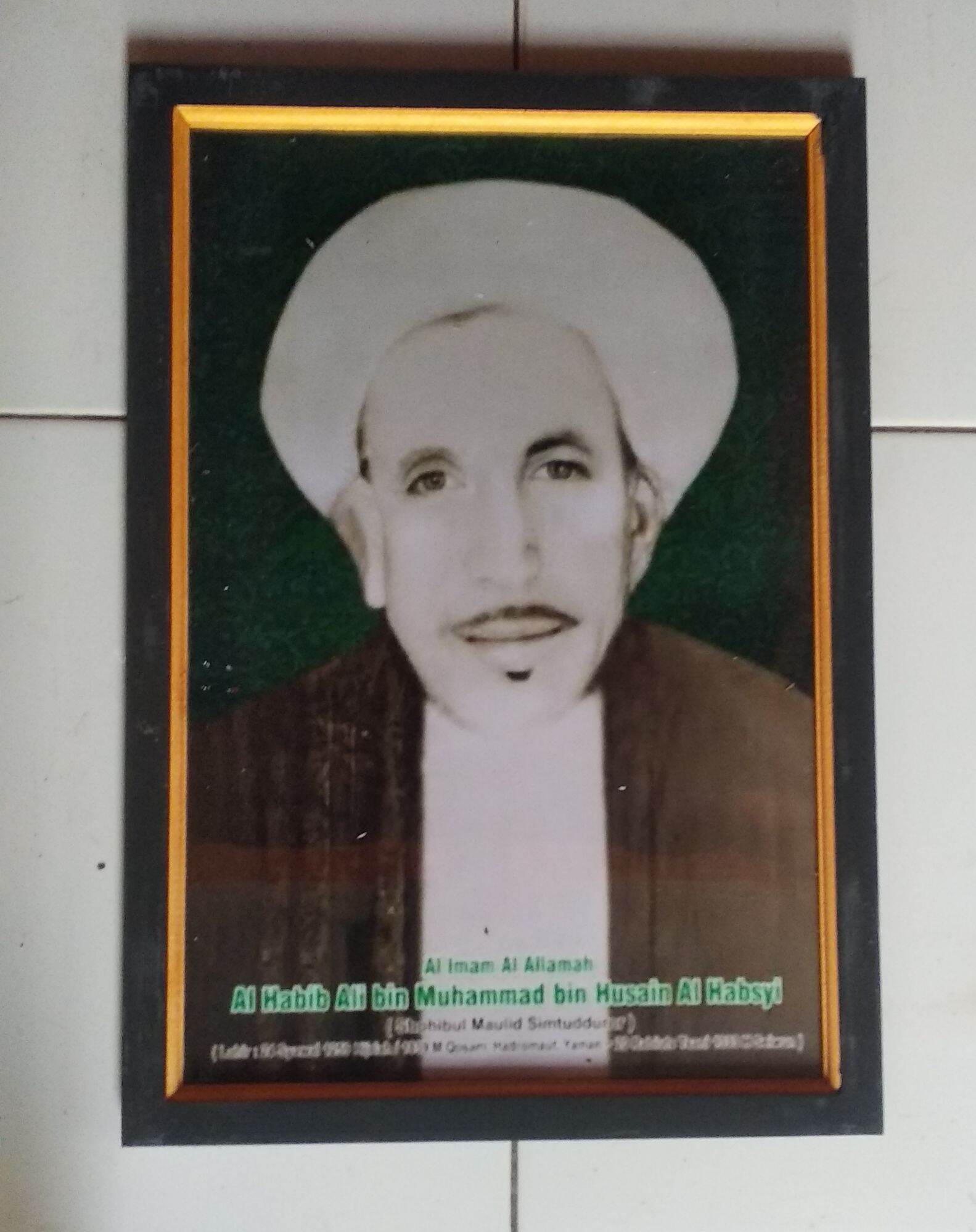 hiasan dinding poster Al habib Ali bin Muhammad bin Husain plus bingkai ukuran 53×35 | Lazada ...