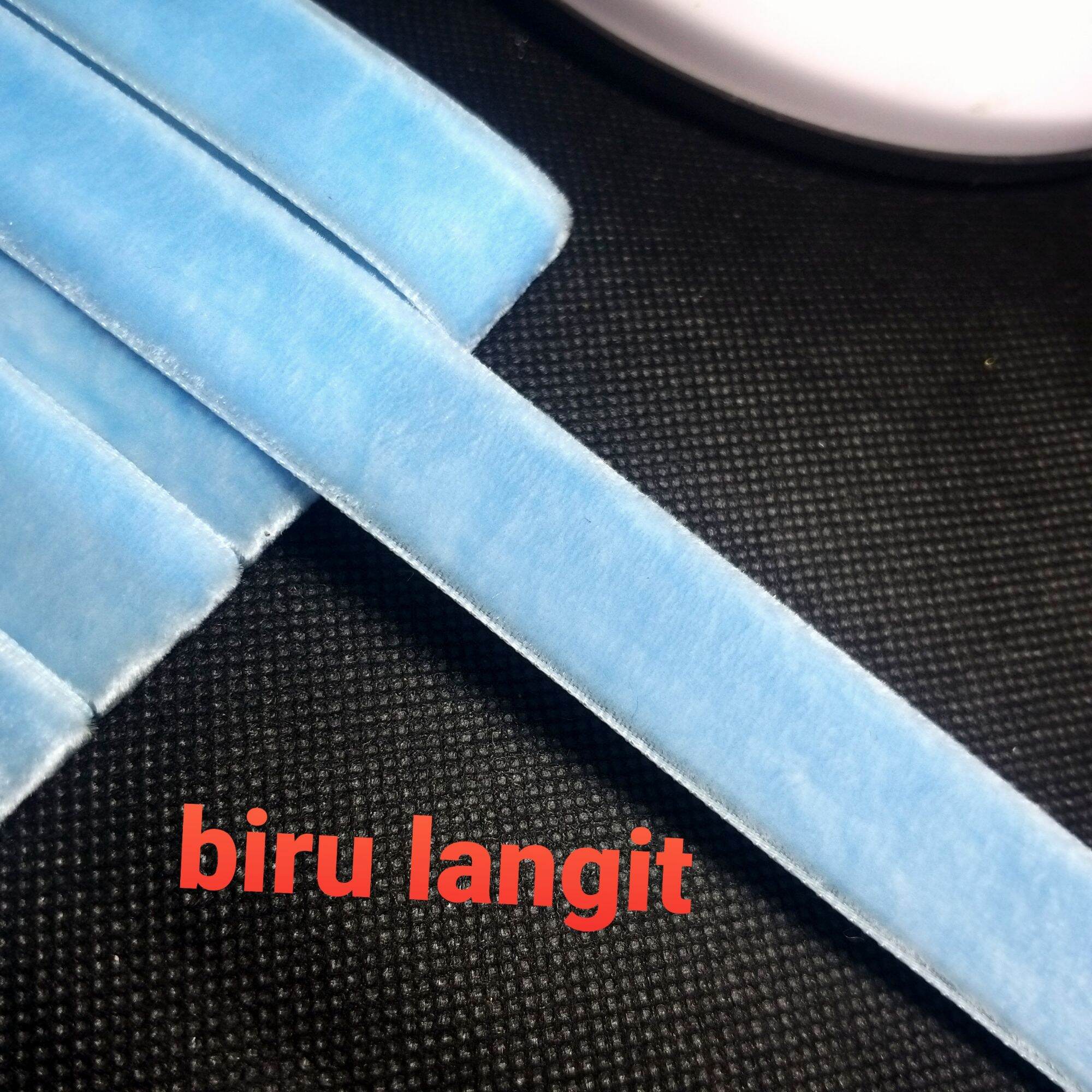 per rol 15 meter,pita bludru/velvet warna biru langit lebar 2cm ...