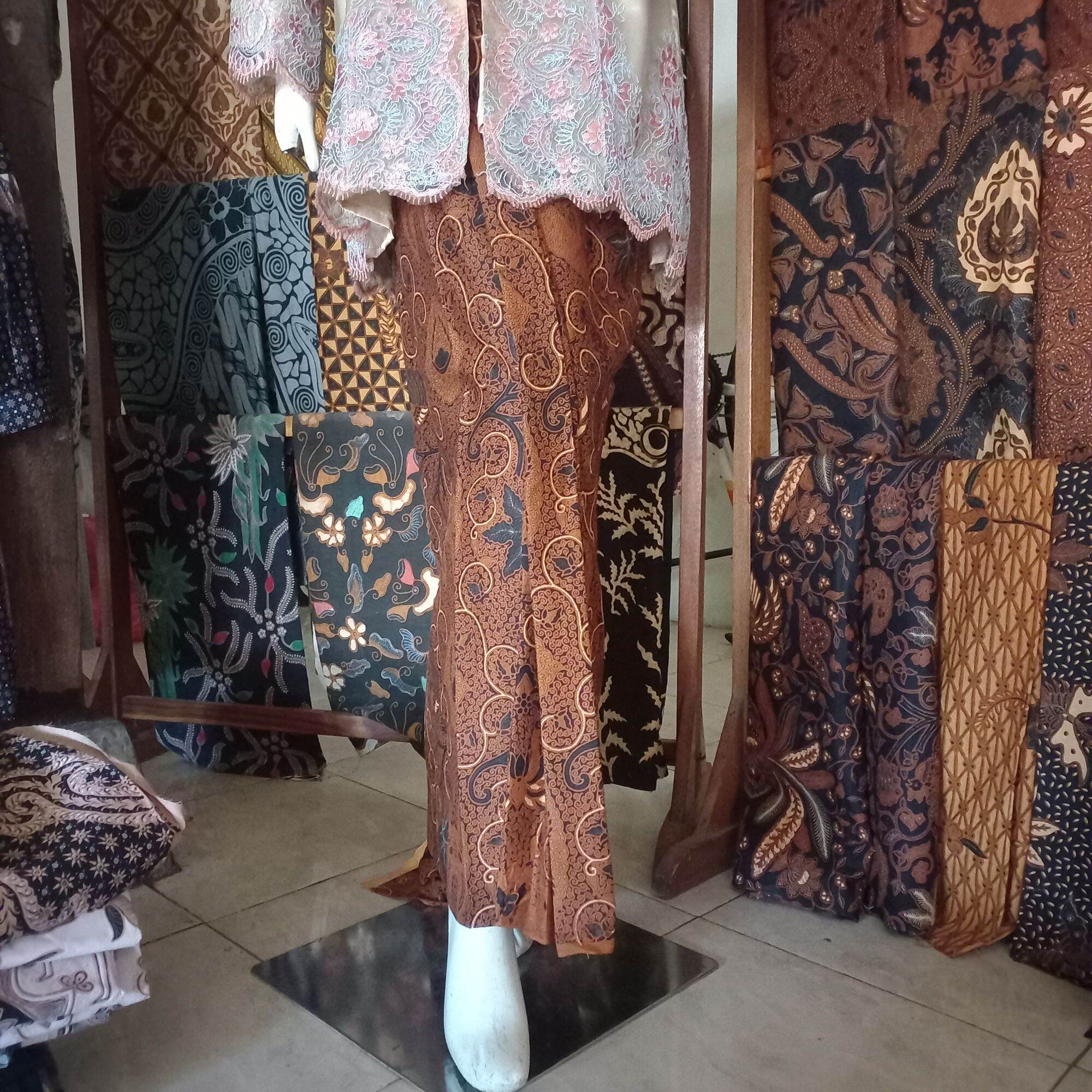 Rok Batik Wiru Solo Motif Wahyu Anggur Bridesmaid Among Tamu | Lazada ...