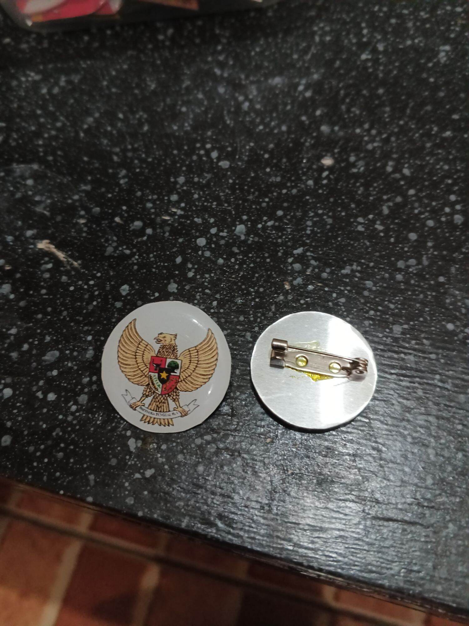 Pin Bros Garuda Pancasila Dasar Putih Resin - Pin Aksesoris Garuda ...