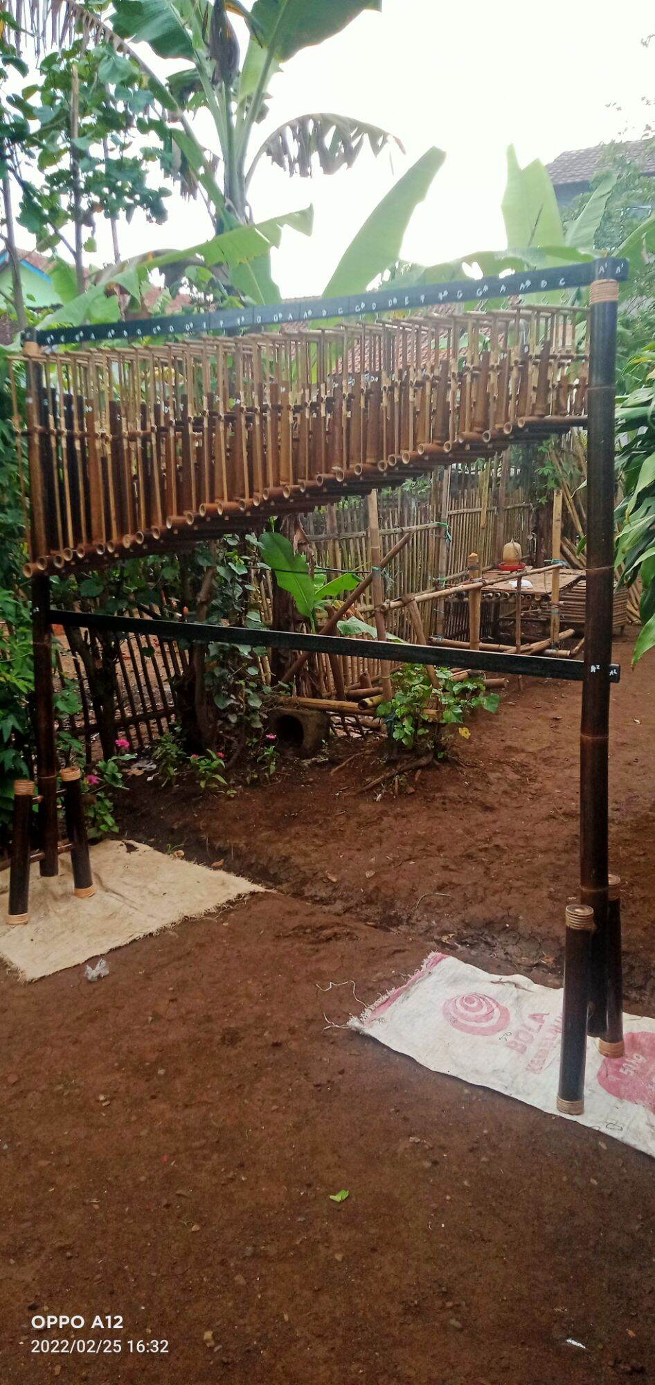 Angklung 31 nada 3 tabung stand tinggi yang terbuat dari bambu hitam ...