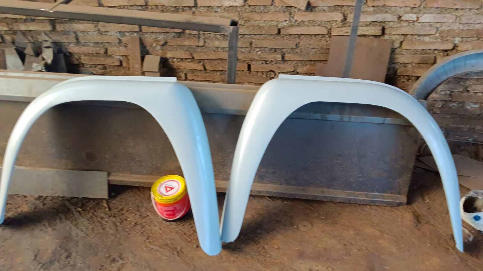 sepasang slebor depan canter spakbor Canter truk bahan plat besi poxy ...