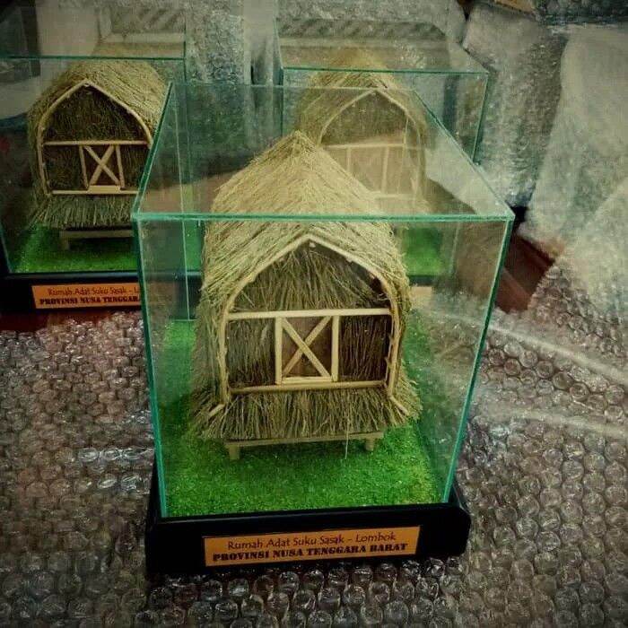 Miniatur Rumah Adat Sasak Lombok - NTB ( ukuran kemasan kaca 16,5x13 ...