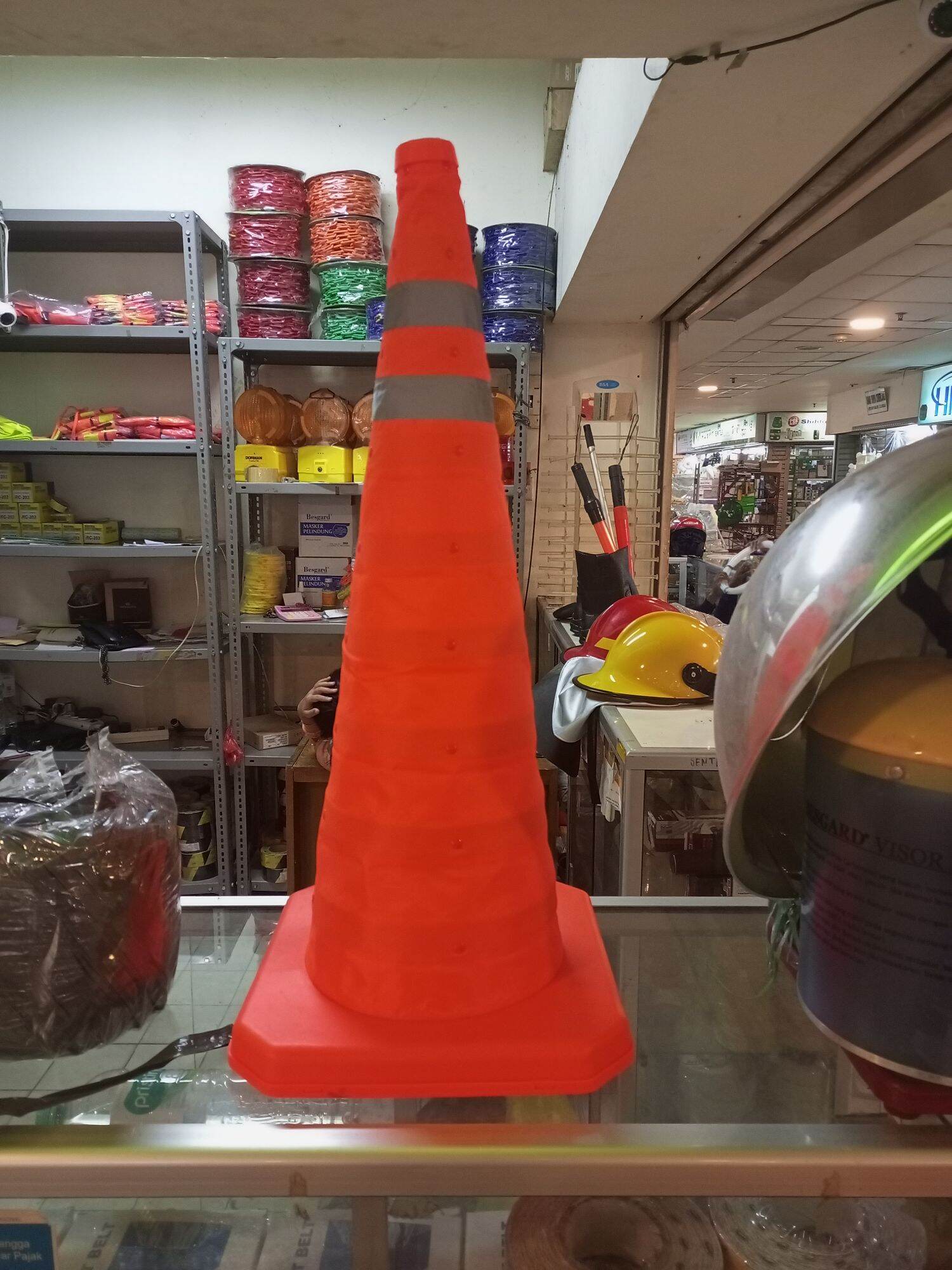 TRAFFIC CONE LIPAT TINGGI 70 CM / KERUCUT LIPAT TINGGI 70 CM | Lazada ...