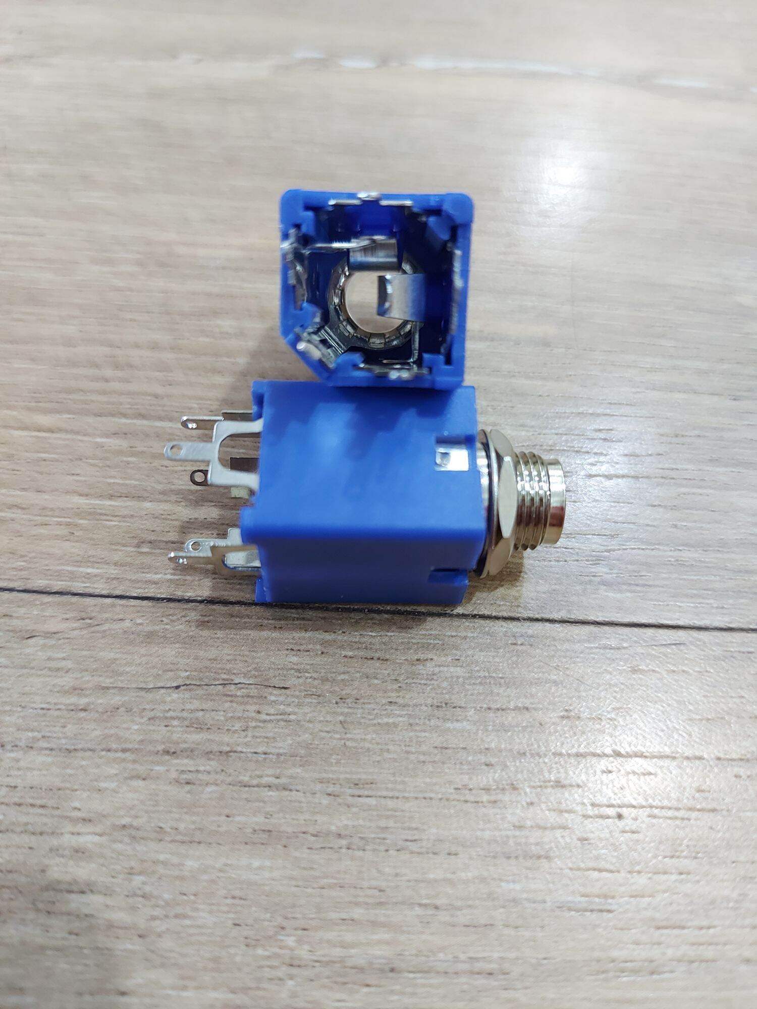 Soket Socket Akai Stereo Kotak Segi Biru | Lazada Indonesia