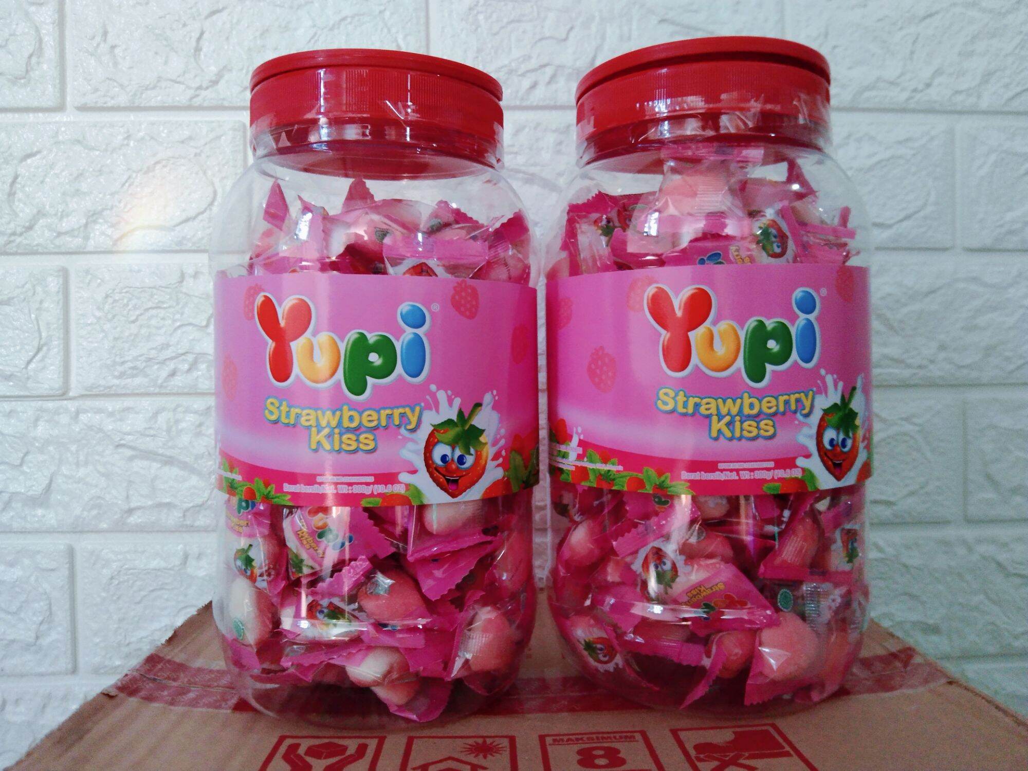 permen kenyal yupi yupi rasa strawberry kemasan toples #kenyalmanis# ...