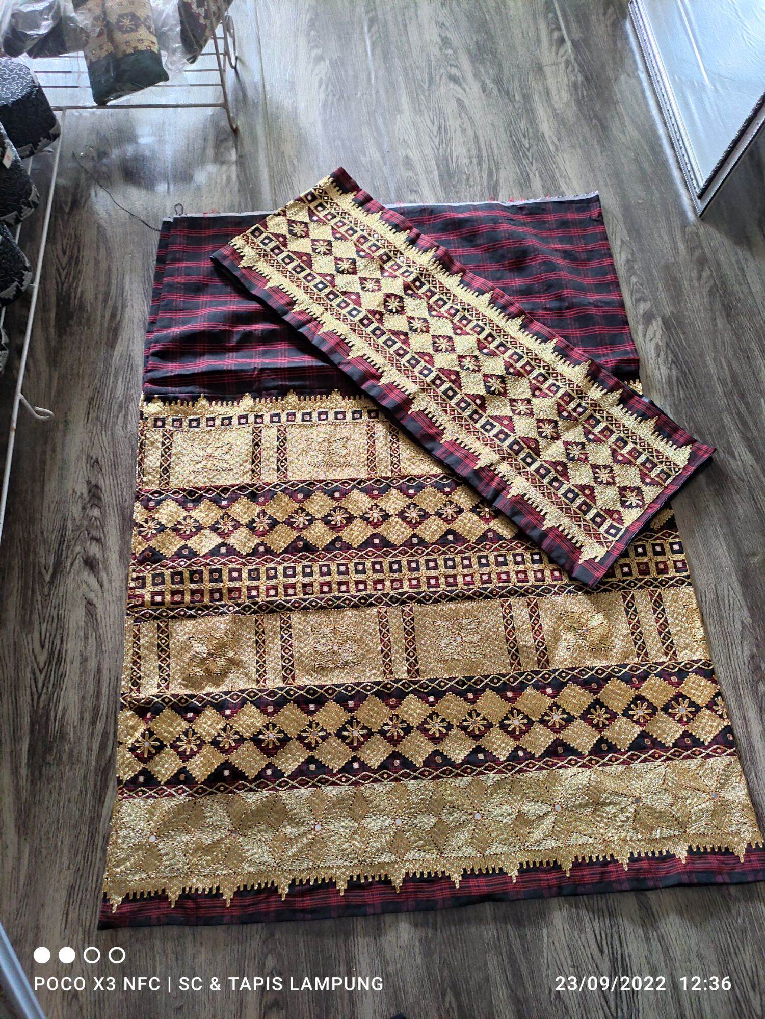 kerajinan tradisional adat Kain tapis tenun benang emas kristal tapis ...