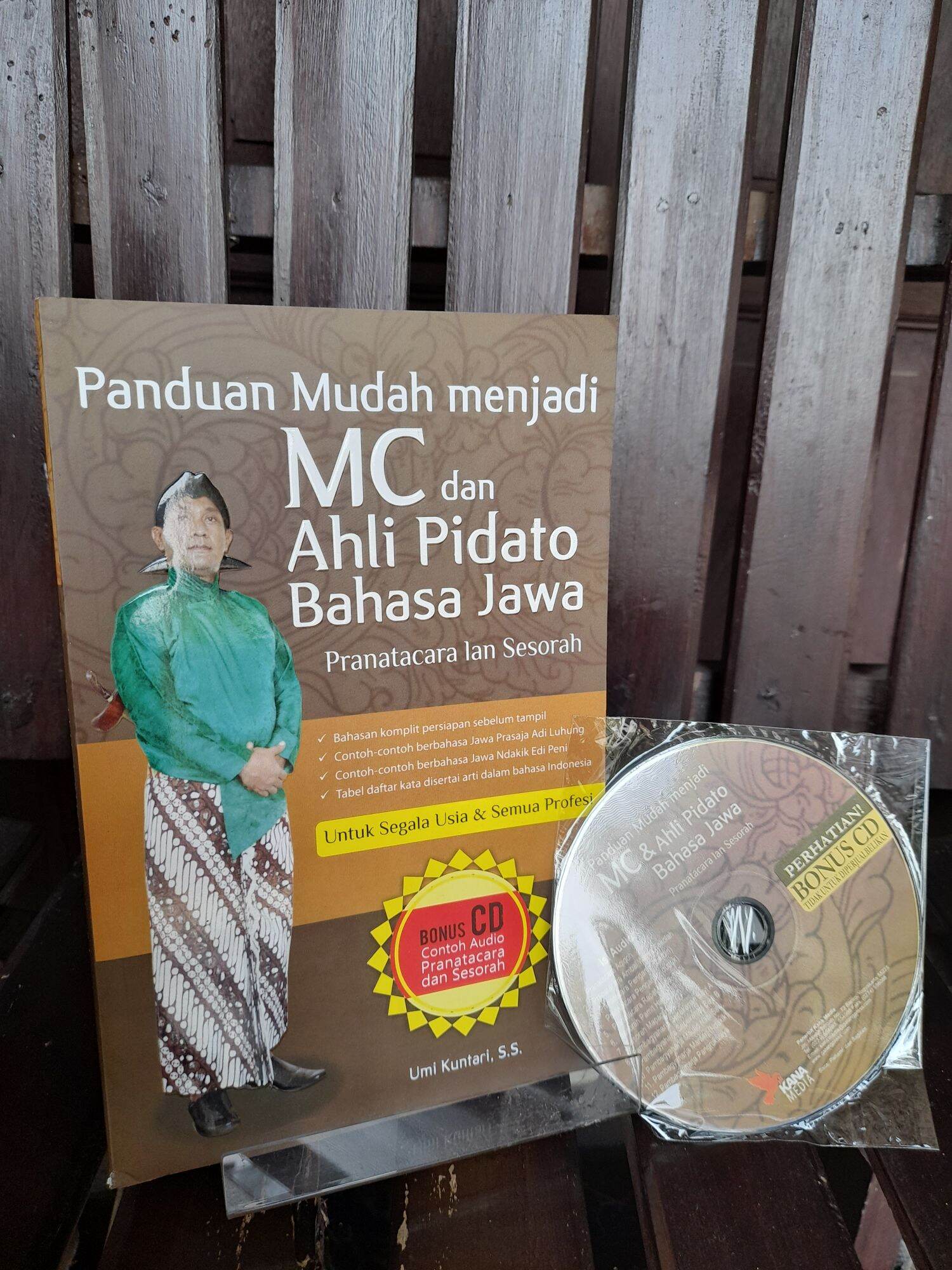 Buku Panduan mudah menjadi MC dan ahli pidato Bahasa Jawa Pranatacara ... Buku Panduan mudah menjadi MC dan ahli pidato Bahasa Jawa Pranatacara ...