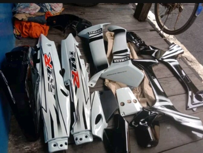 bodi full set body halus motor Yamaha fiz r custom warna hitam putih ...