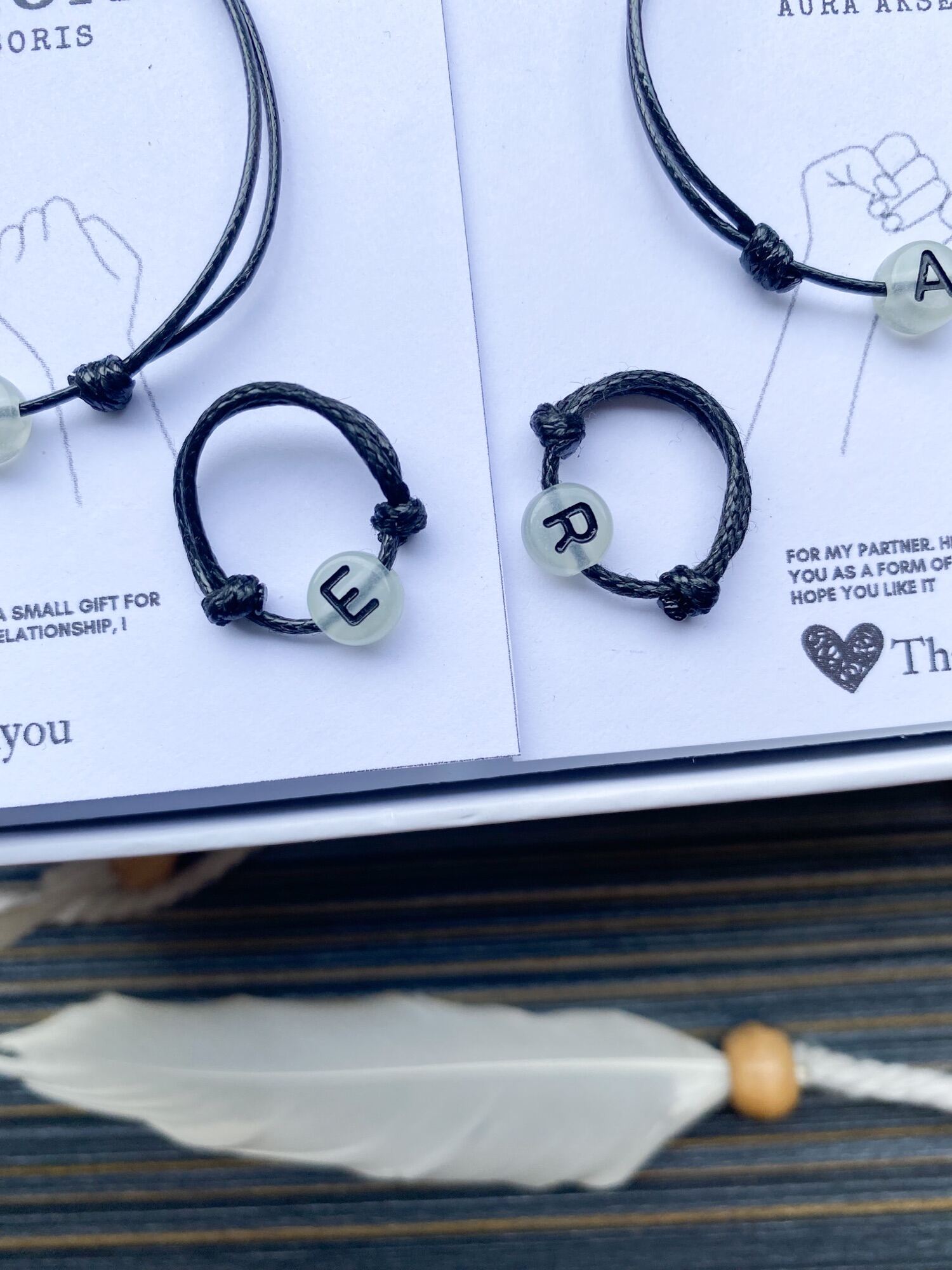 Gelang inisial glow in the dark huruf A-Z BISA MENYALA DALAM GELAP ...