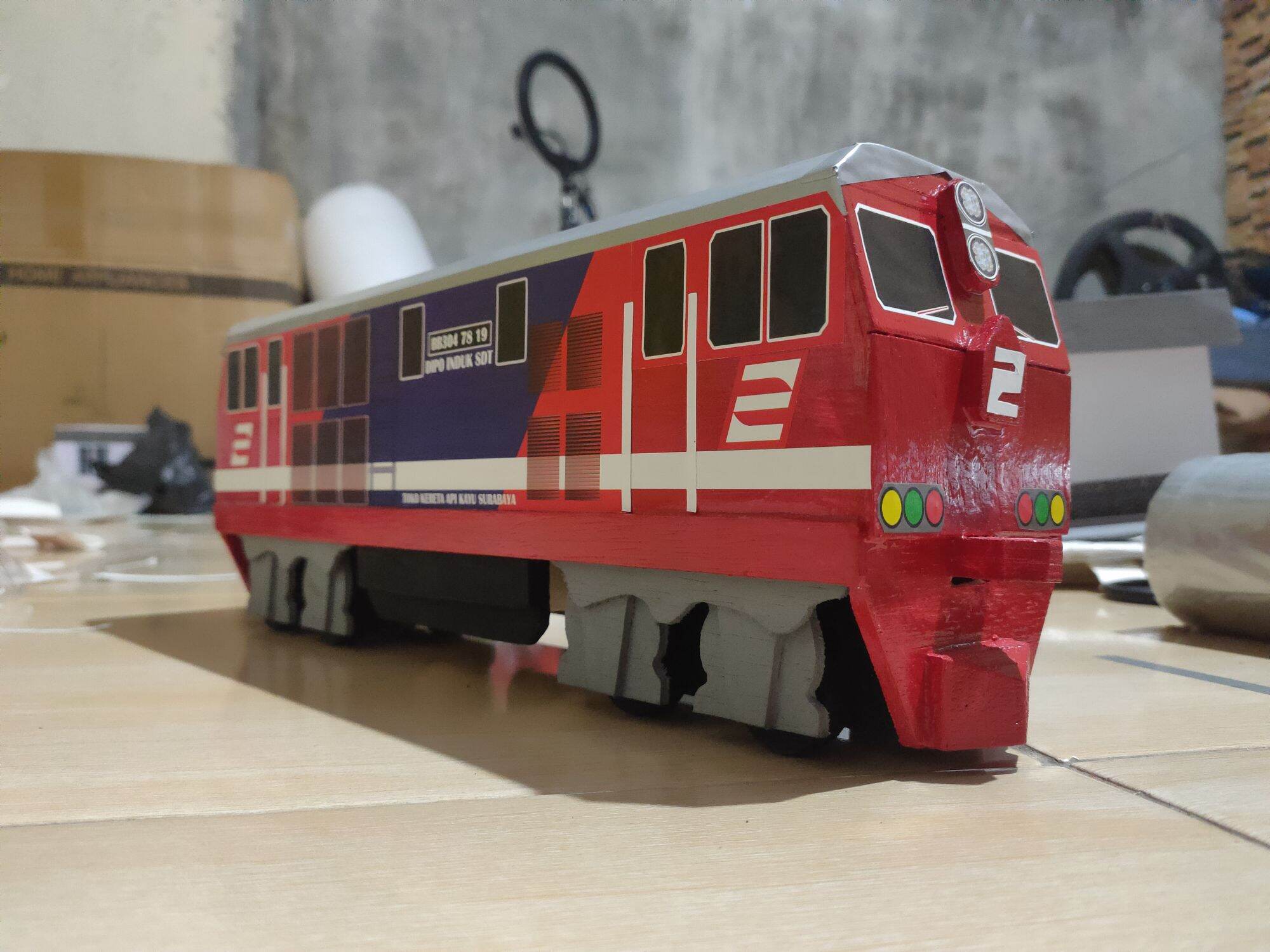 LOKOMOTIF KERETA API BB304 - MINIATUR KERETA API KAYU SURABAYA | Lazada ...