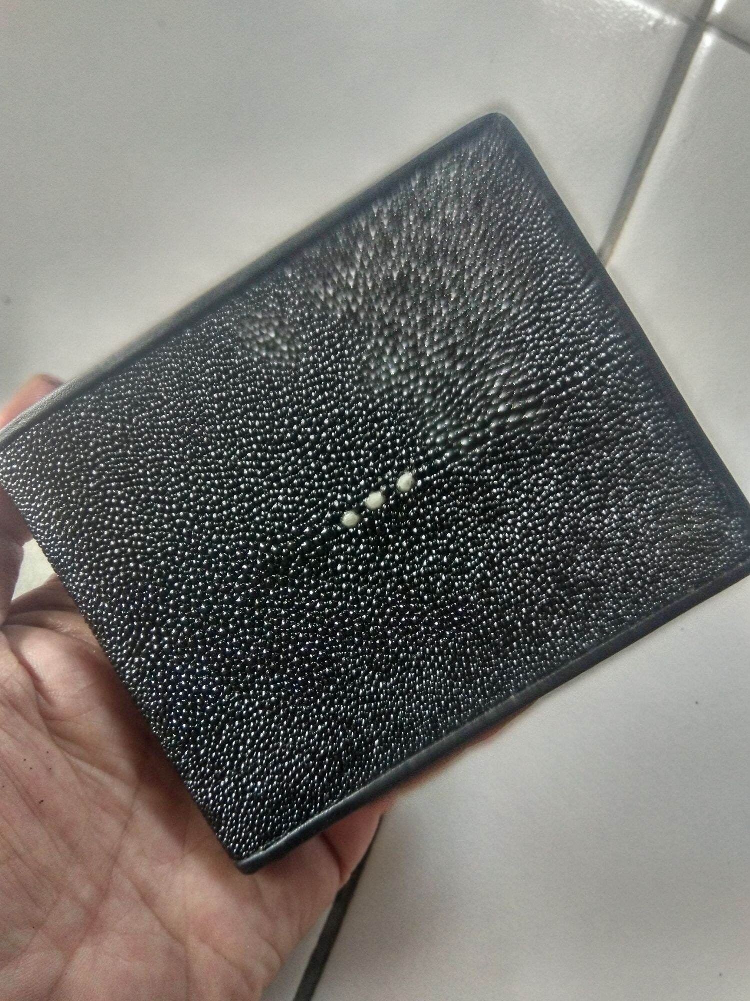 Dompret pria dari kulit ikan pari warna hitam dengan ukuran Panjang ...