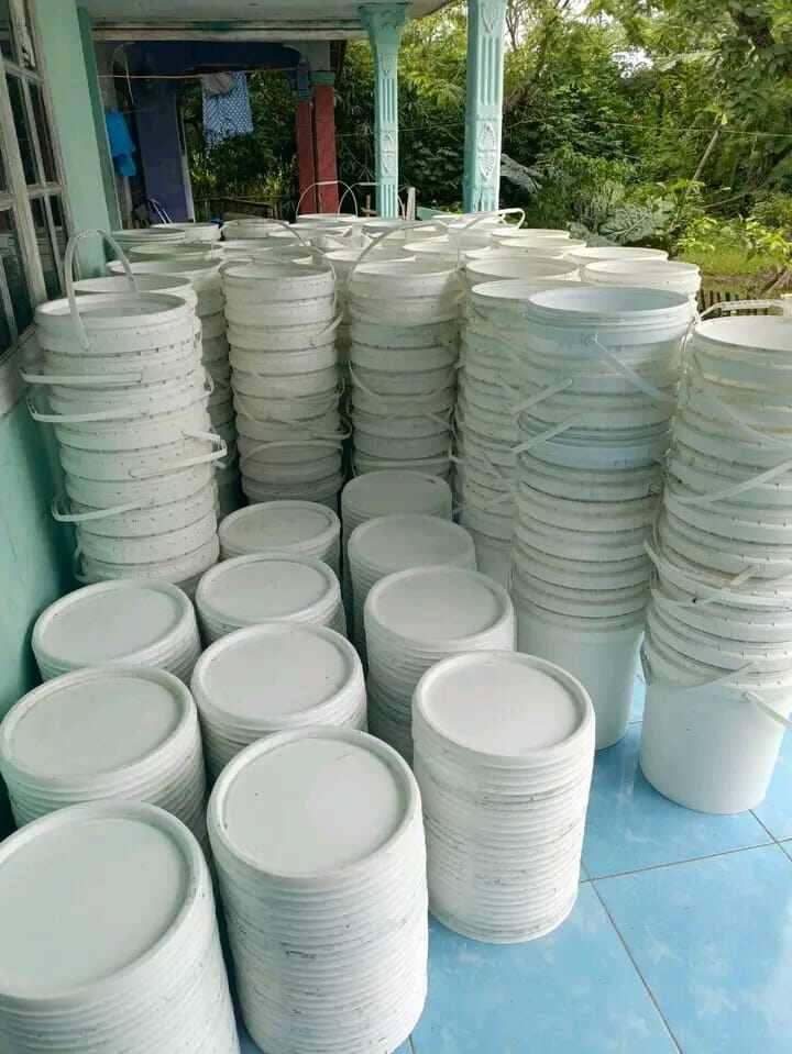 EMBER PLASTIK UKURAN 25 KG putih bersih pake gagang +tutup cocok untuk ...