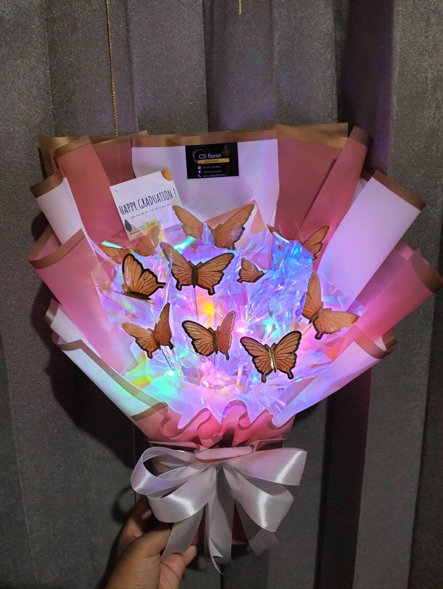 Ready buket wisuda/ buket kupu kupu pink LED/ lampu/ buket butterfly ...