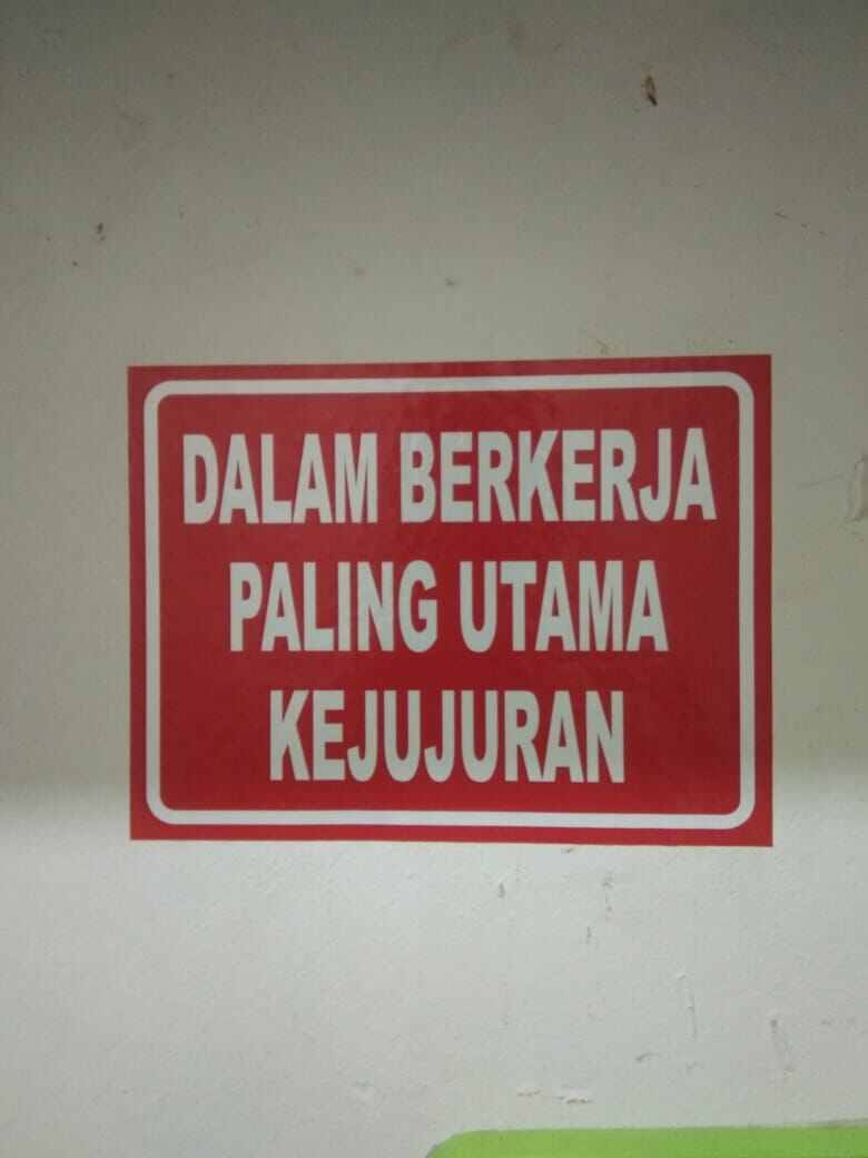STIKER SIGN 15X20. DALAM BEKERJA PALING UTAMA KEJUJURAN. STIKER DINDING ...