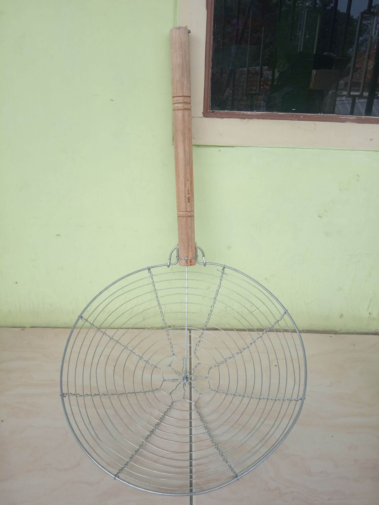 SEROKAN PENGGORENGAN JUMBO MODEL PARABOLA PEGANGAN KAYU | Lazada Indonesia