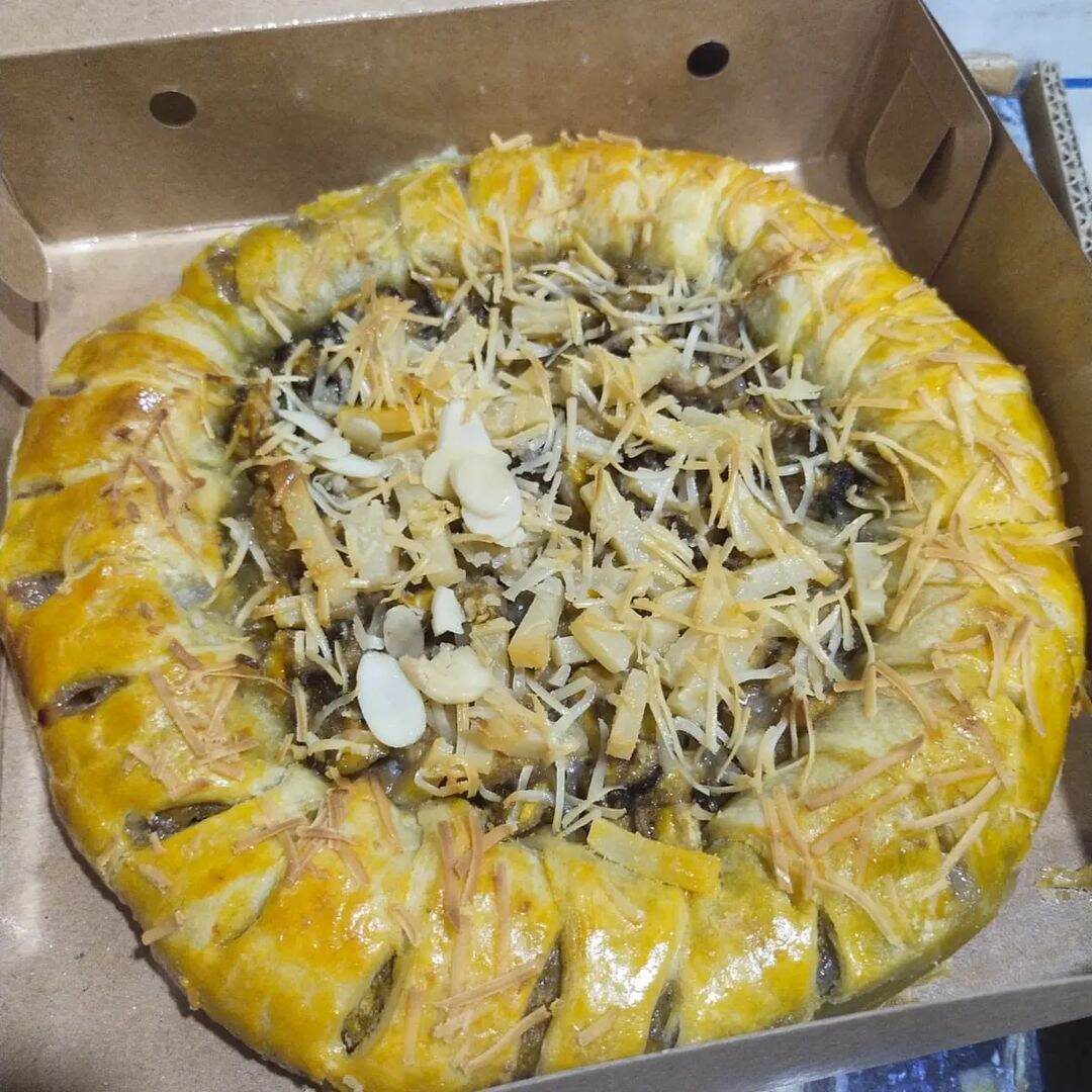 BOLEN PIZZA MANAH RASA / OLEH OLEH KHAS BANDUNG | Lazada Indonesia