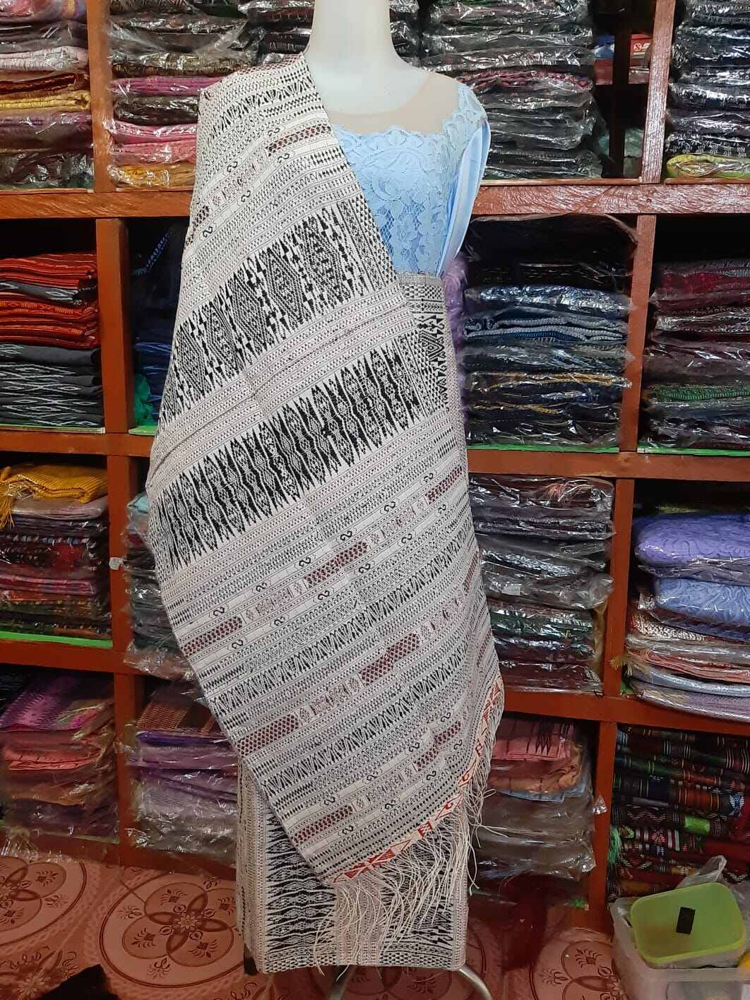 SONGKET PUCCA TOBA TENUN TANGAN WARNA PUTIH KEPALA TUMTUMAN SONGKET ...