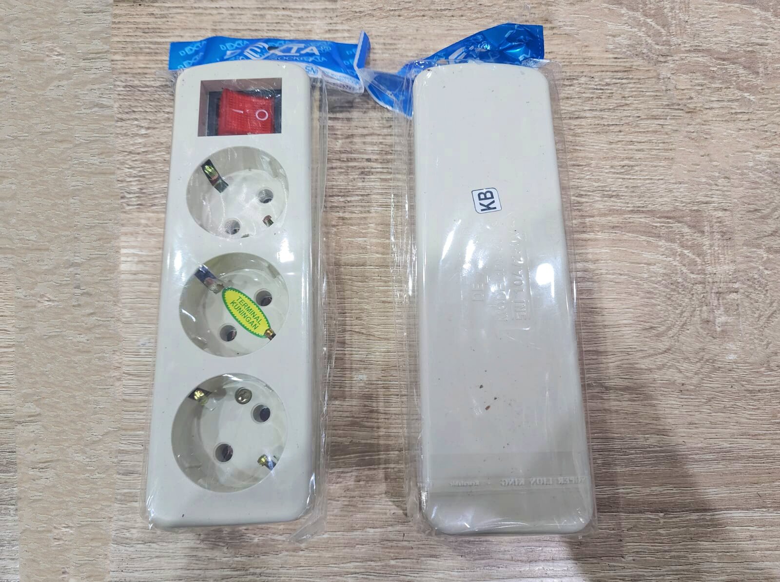 Dexta Stop Kontak Listrik Arde 3 / 4 / 5 Lubang + Saklar + Lampu ...