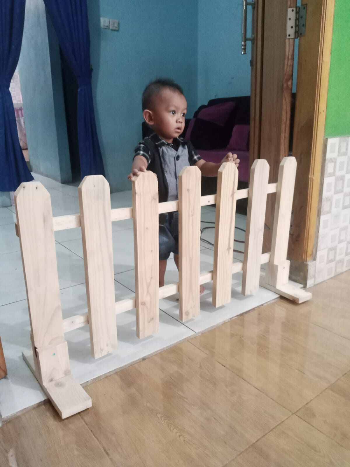 pagar anak kayu / pembatas pintu kayu estetik / gerbang pembatas ruang ...