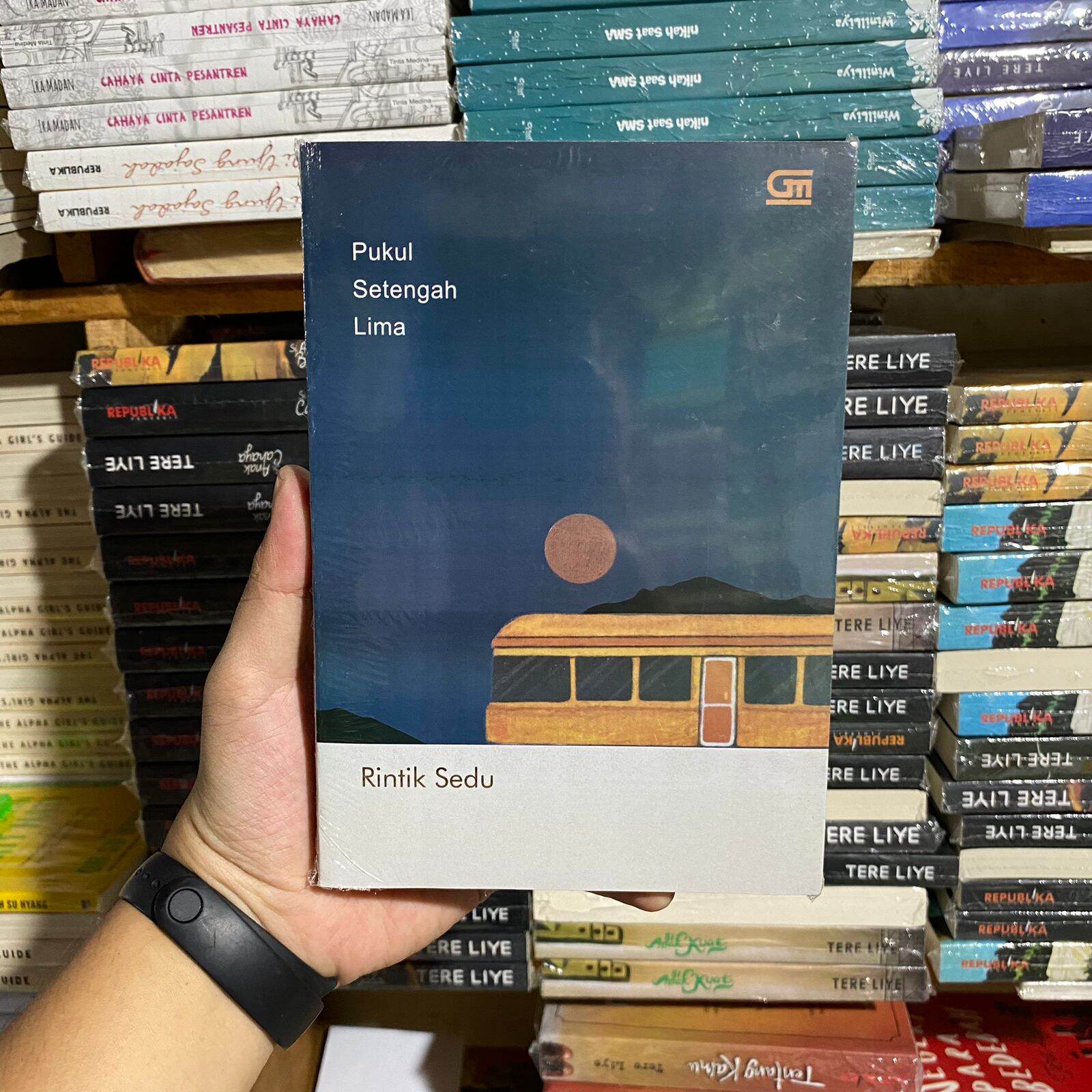 Buku Novel Pukul Setengah Lima - Rintik Sendu | Lazada Indonesia