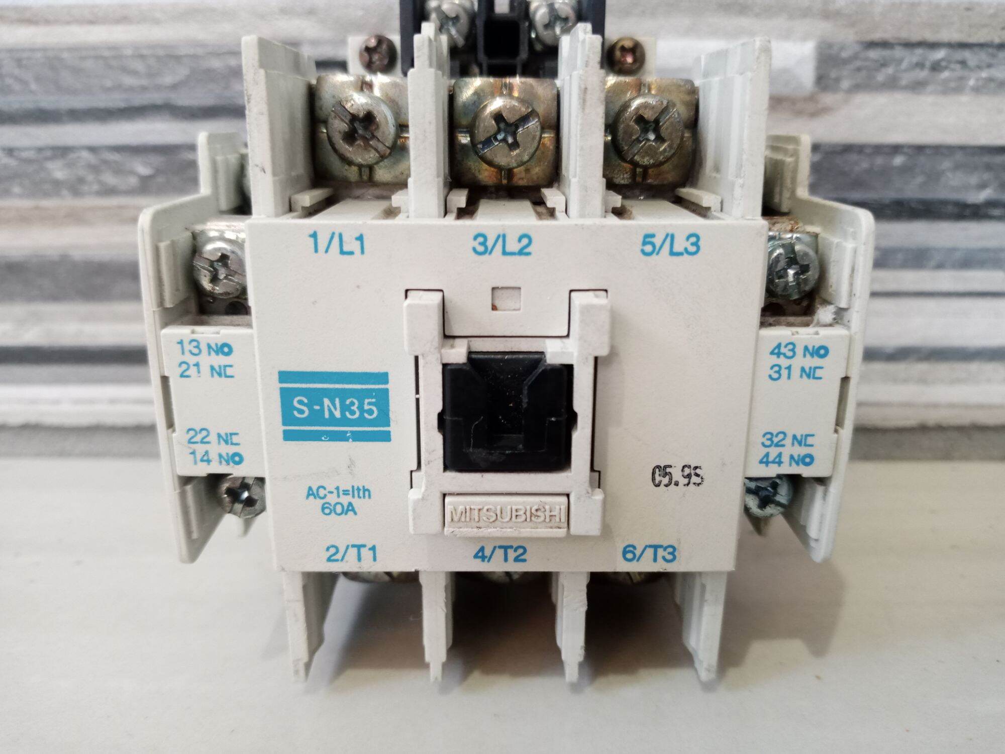 Kontaktor Mitsubishi SN-35 60A 220V Original | Lazada Indonesia