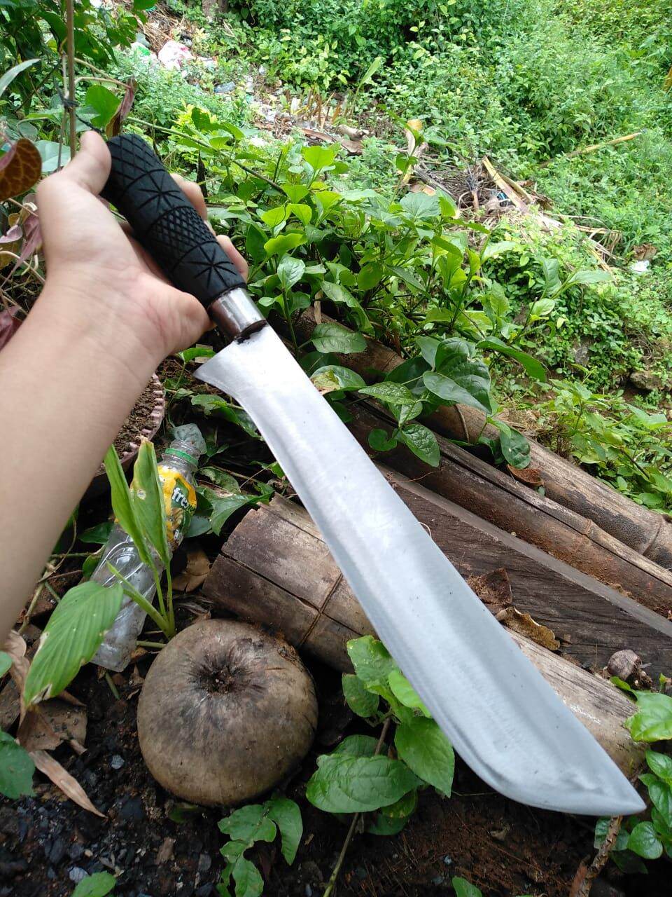 pisau golok buat potong kayu atau bambu dan bisa buat kupas kelapa muda ...