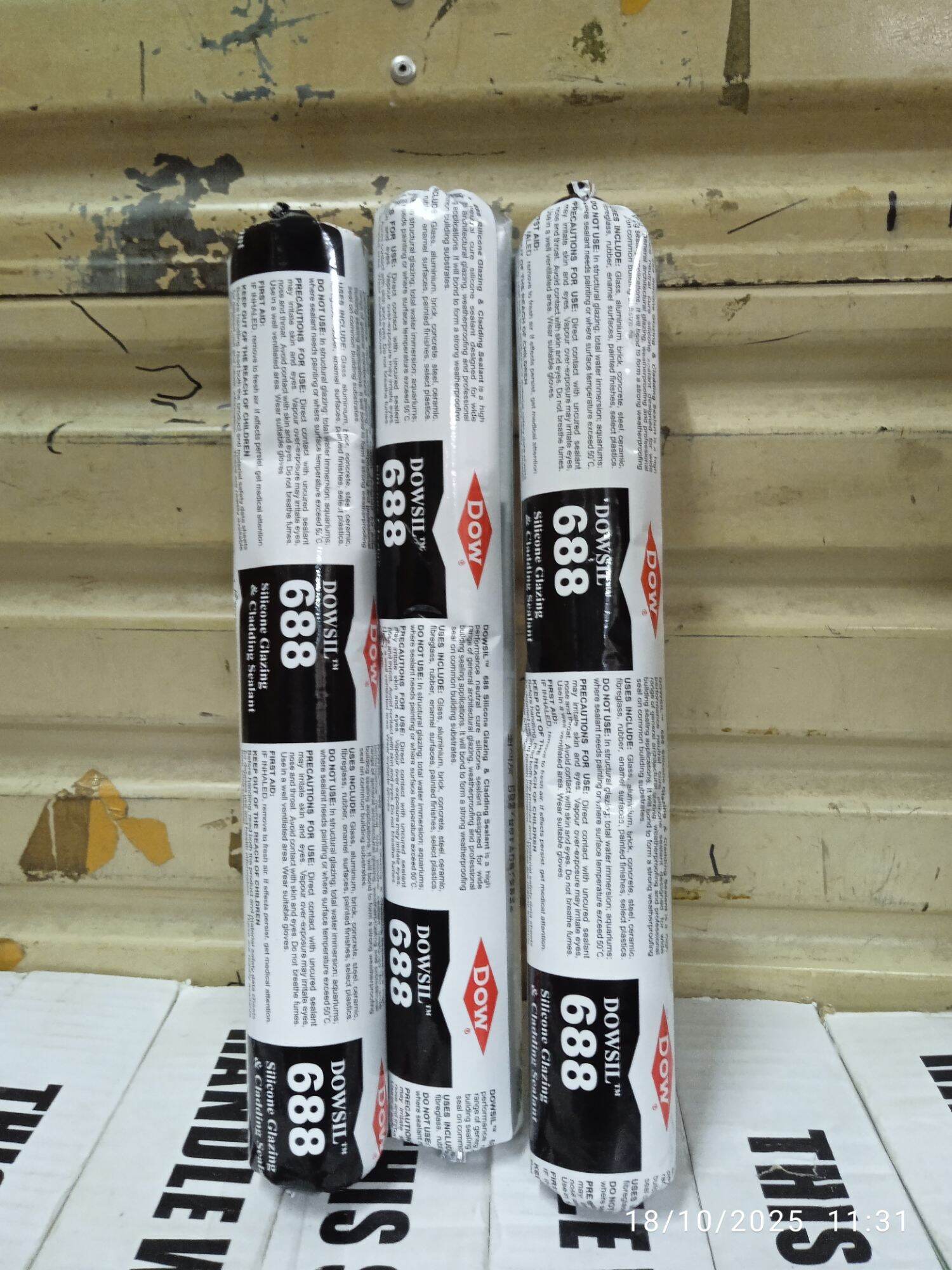 Lem silicone sealent dowsil 688 silicone glazing & cladding warna putih ...