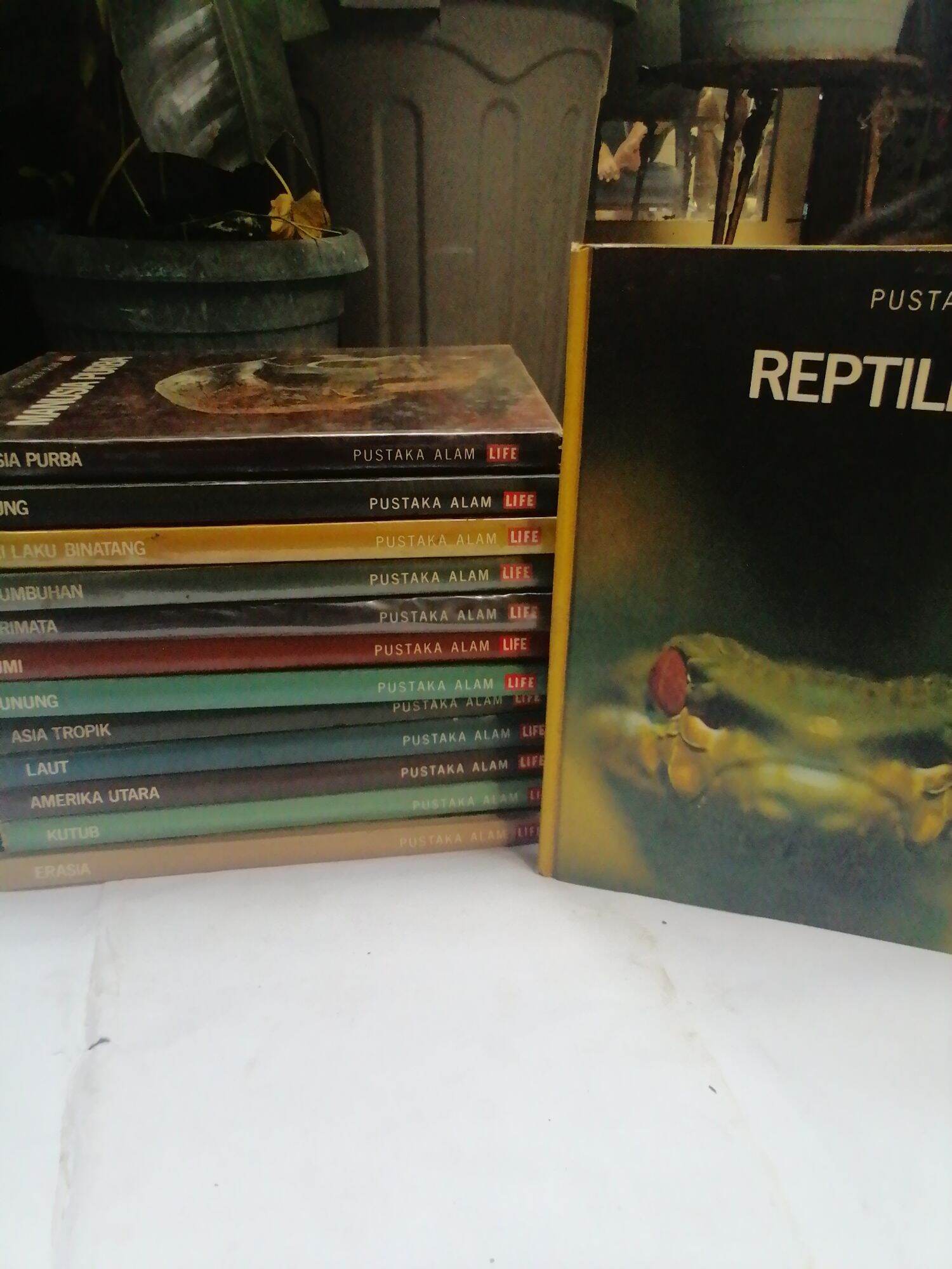 13 buku ensiklopedia Pustaka Alam LIFE, terbitan Tira Pustaka, sampul ...