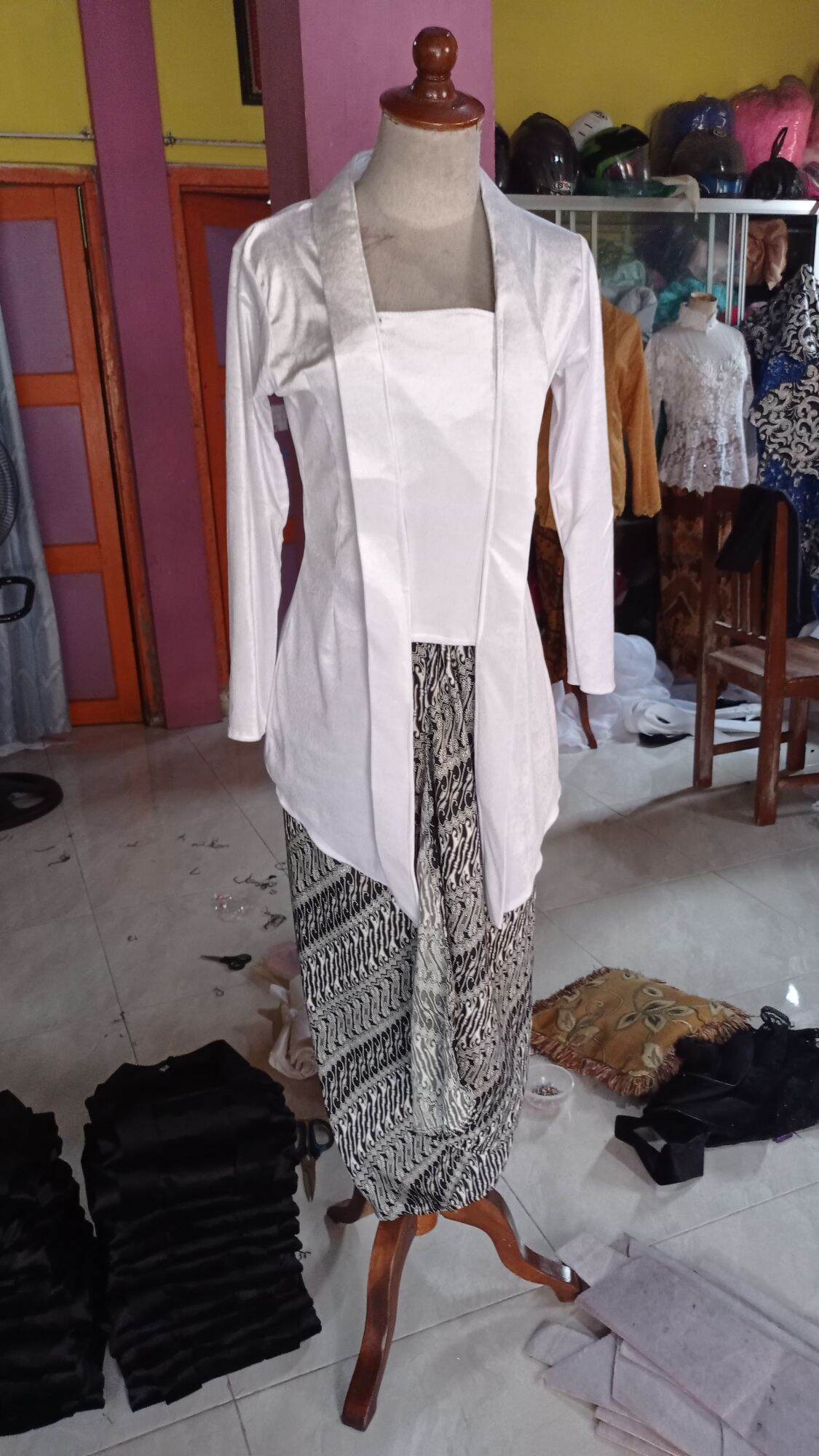 Kebaya Bludru Putih dan Putih Tulang | Lazada Indonesia