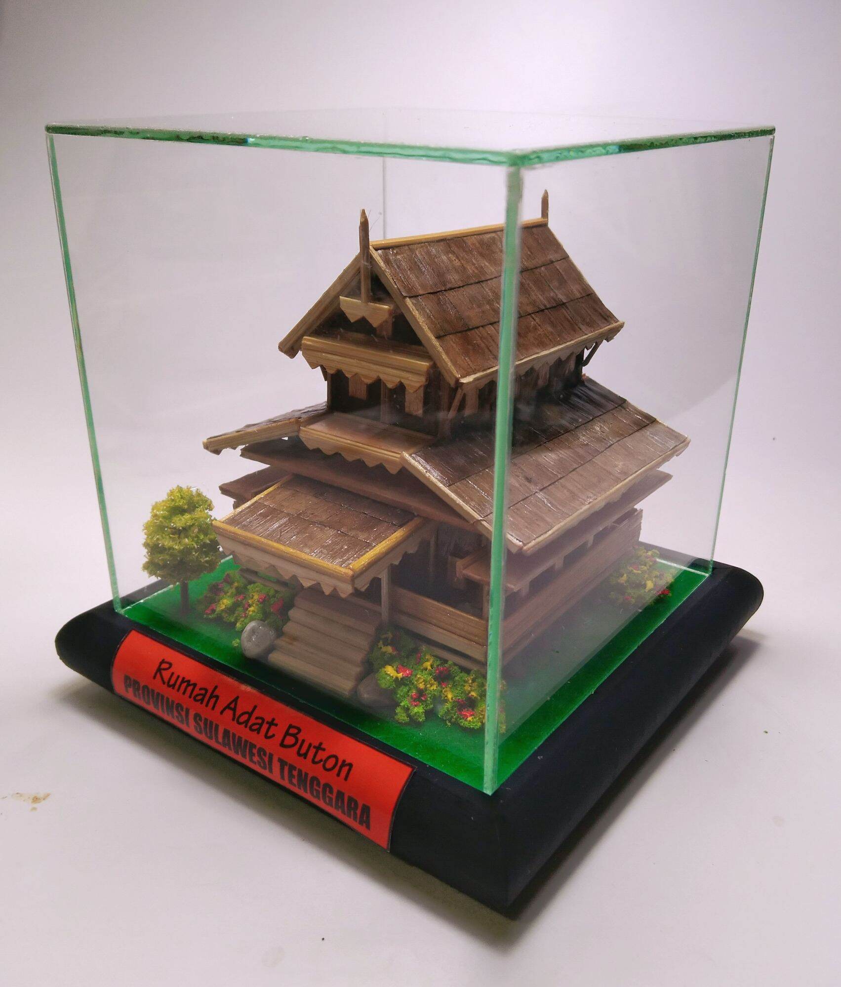 Miniatur Rumah Adat Buton - Sulawesi Tenggara ( UK kemasan kaca/Akrilik ...