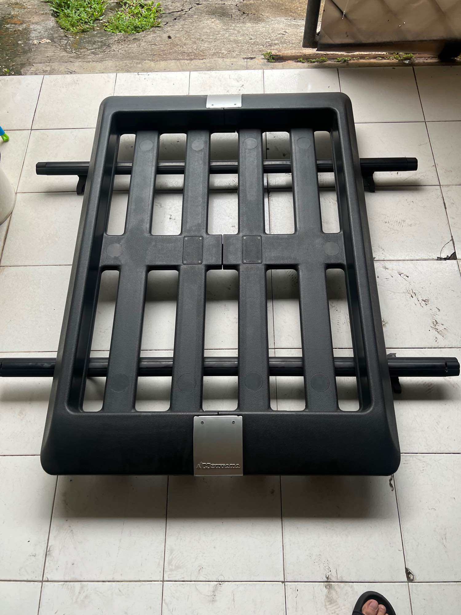 (Bekas pemakaian) Roof rack bagasi atas mobil montana + Kaki rak jepit ...