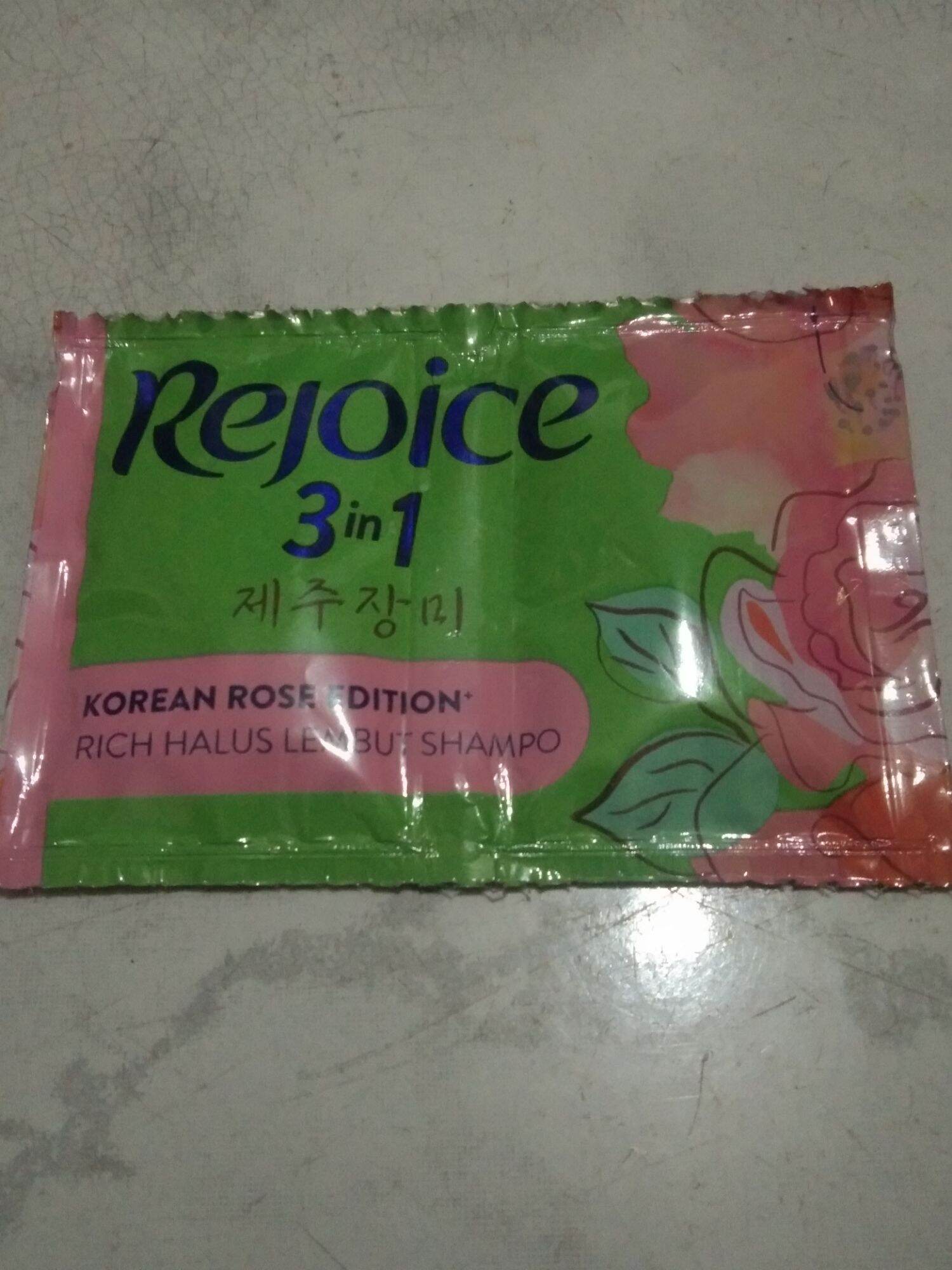 Shampo Rejoice 3 in 1 Korean Rose Edition Rich Halus Lembut netto 10 ml .1 renceng isi 12 sachet ...