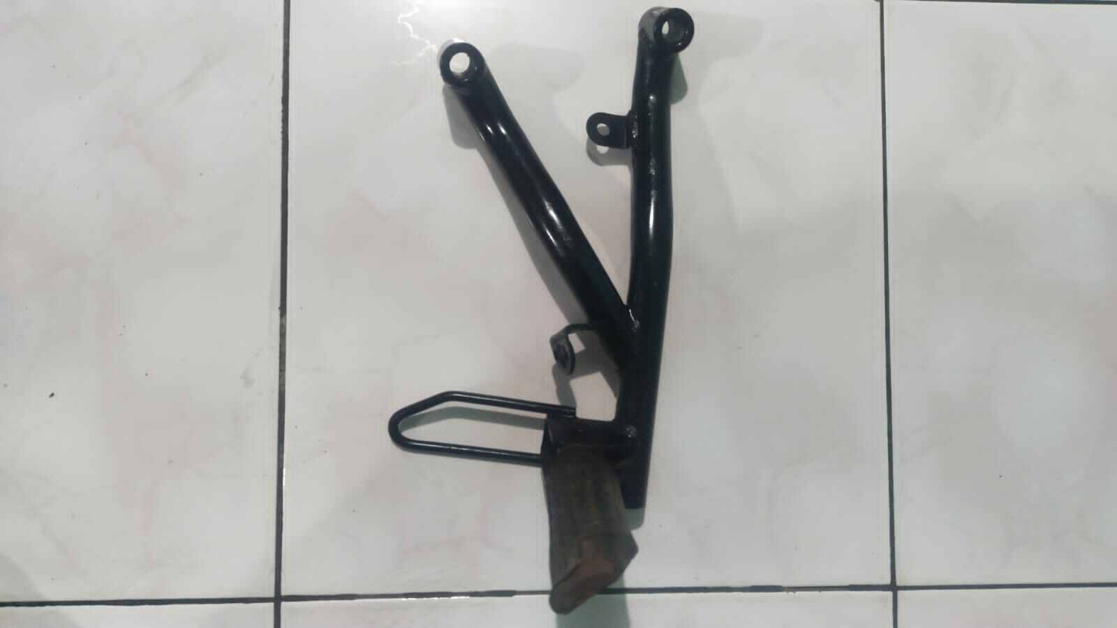 Dudukan footstep belakang Honda Vario karbu 110 sebelah kanan original ...