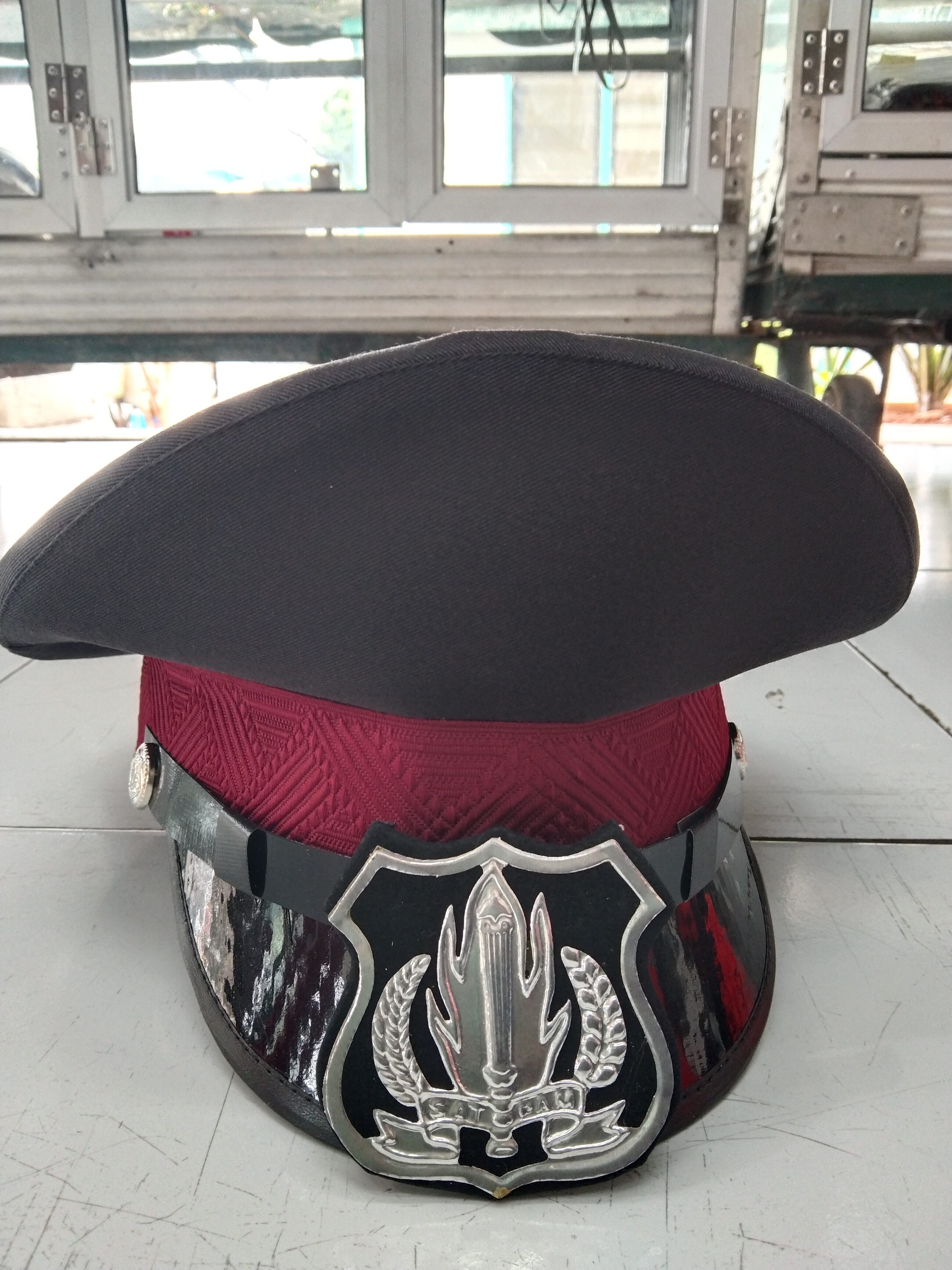 topi pet satpam biasa list coklat | Lazada Indonesia