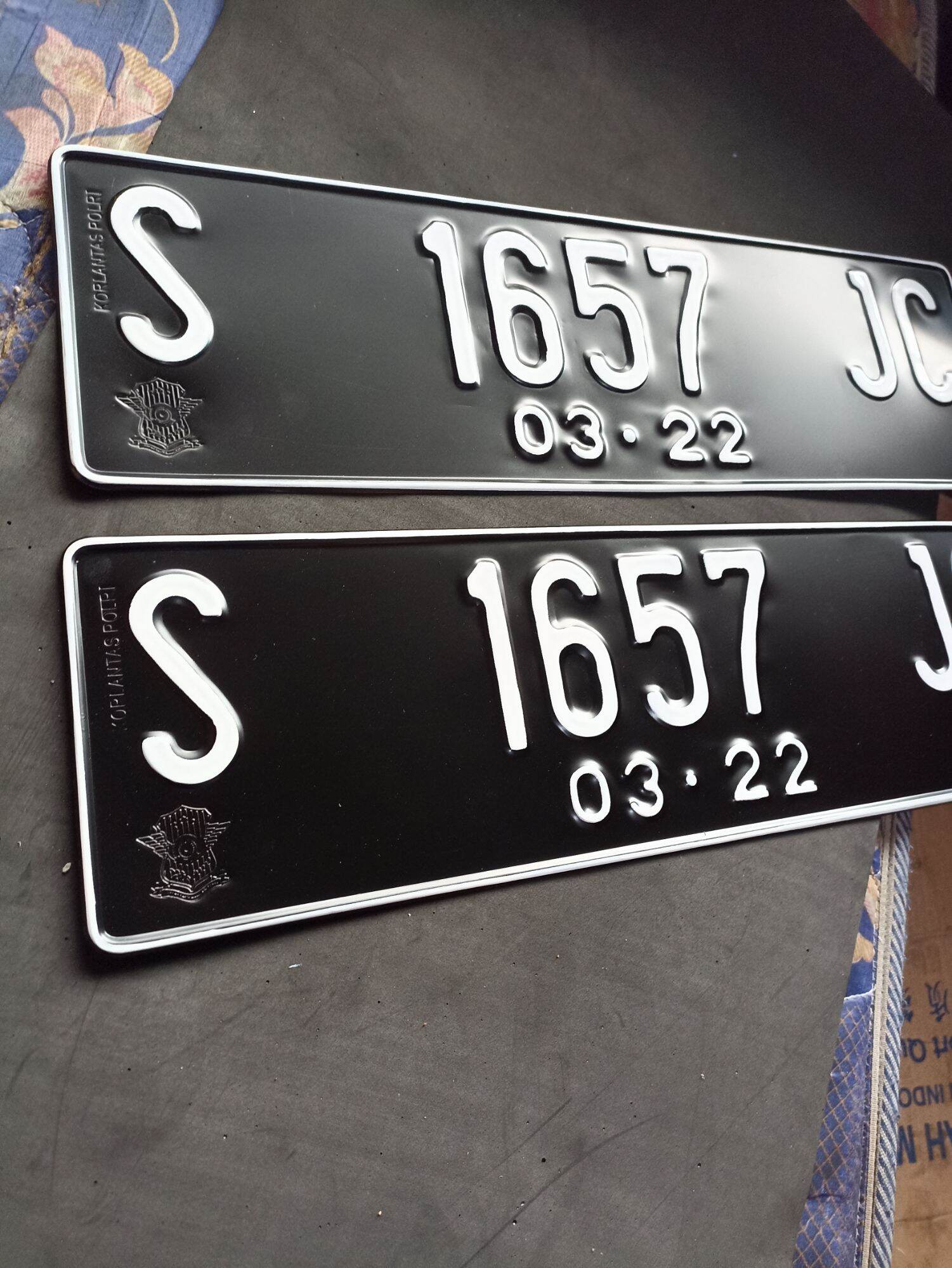 PLAT NOMOR MOBIL, SATU SET(DEPAN BELAKANG), MODEL STANDAR. ADA LOGO ...