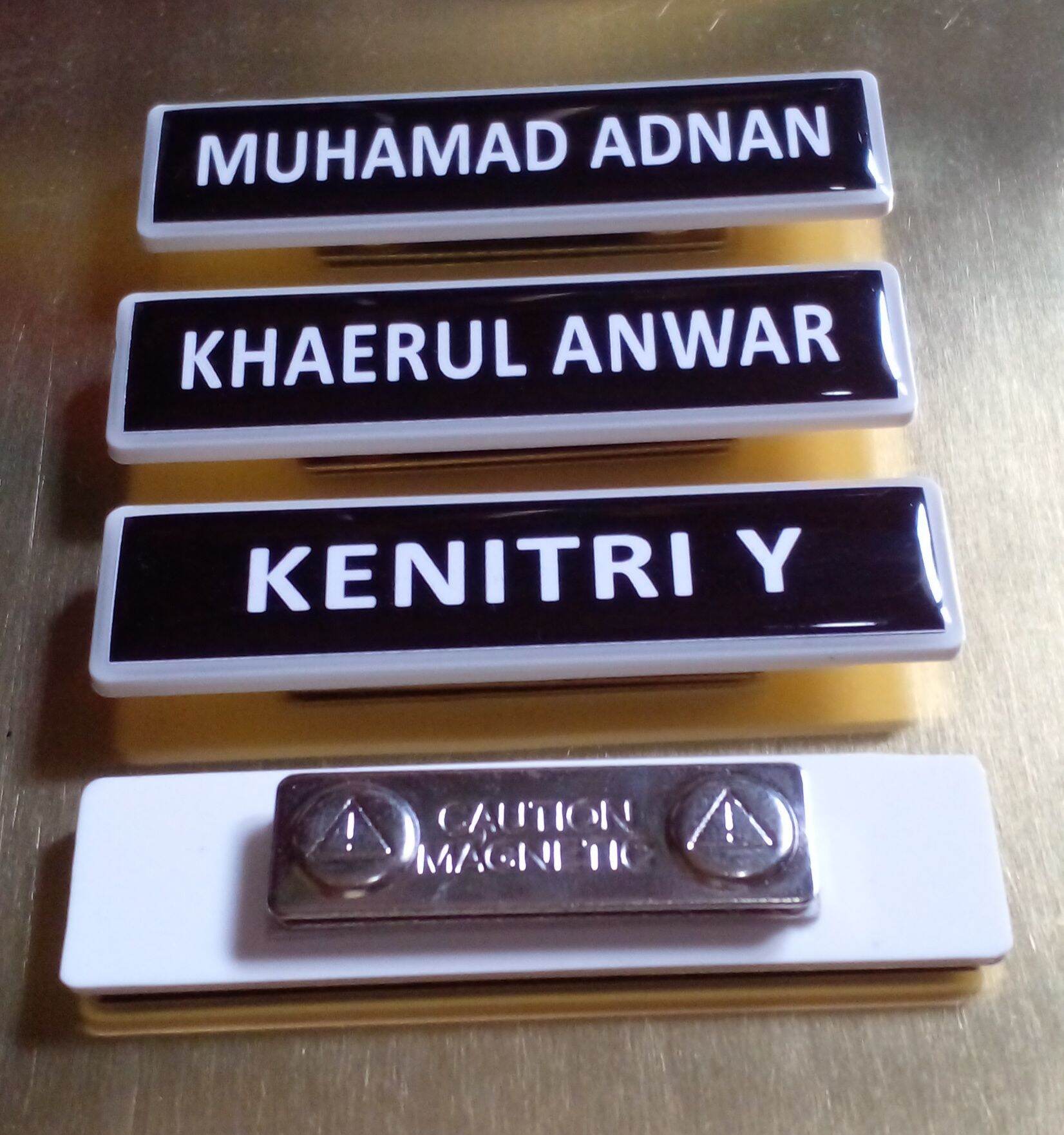 papan nama akrilik namtag nama dada costum | Lazada Indonesia