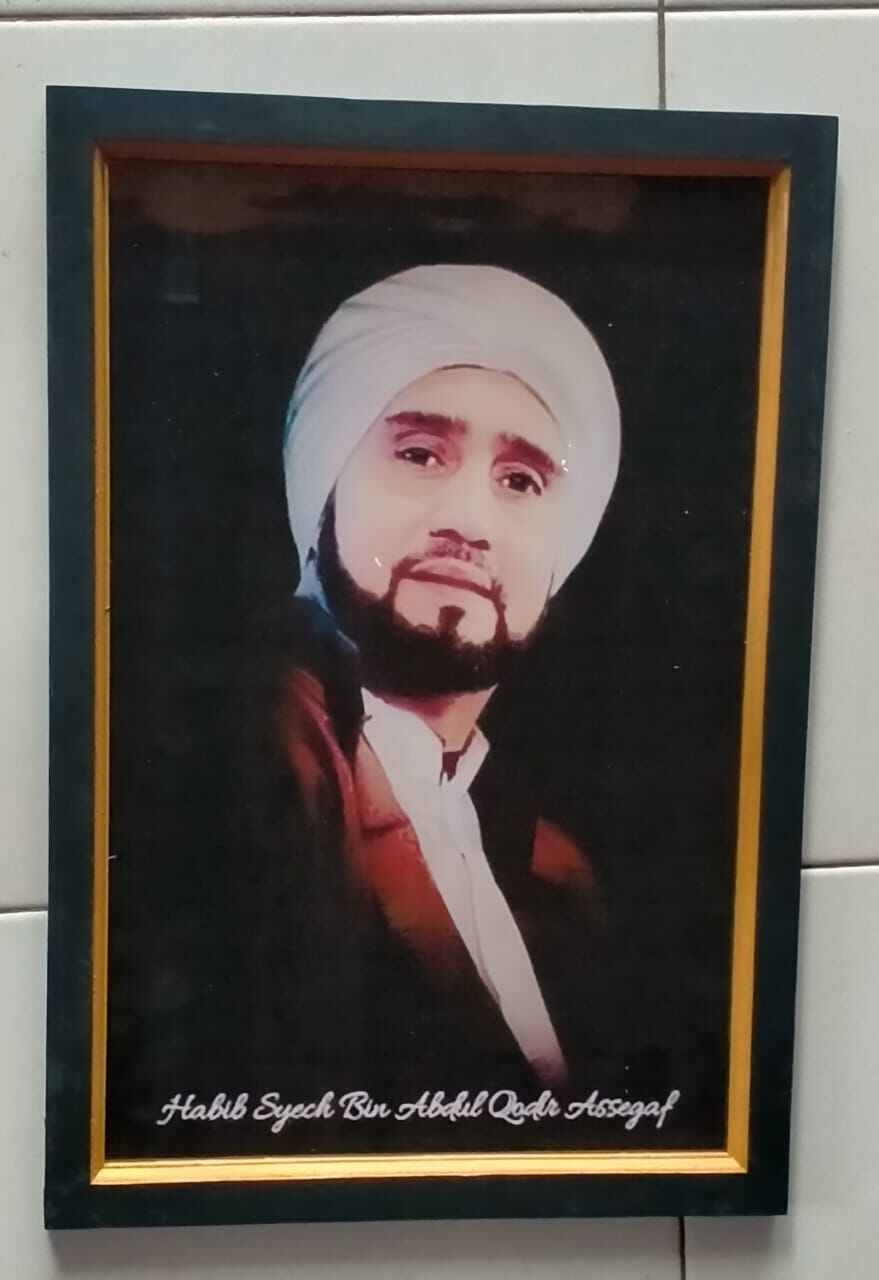 hiasan dinding poster habib syech bin Abdul Qodir Assegaf plus bingkai ukuran 53×35 | Lazada ...